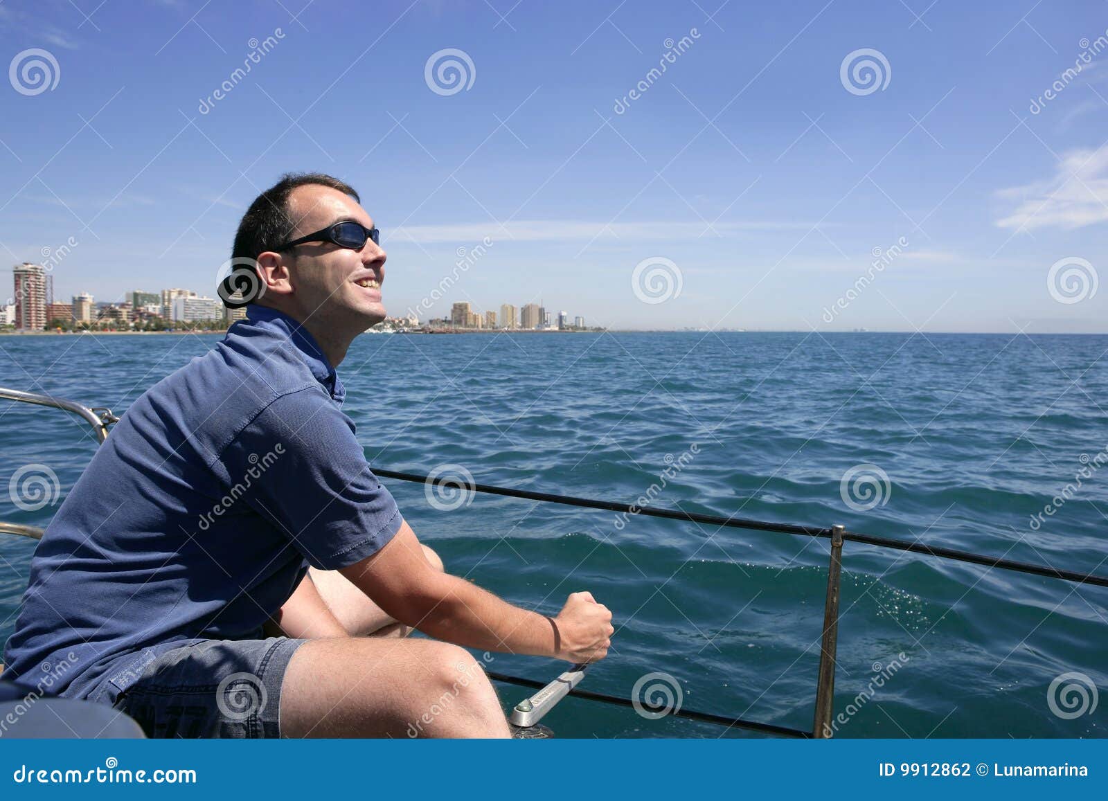 Marinaio Che Naviga Mare Tropicale Blu Sulla Barca a Vela Fotografia ...