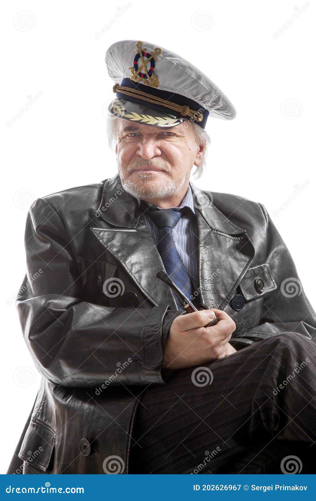 Marinero Viejo En Una Gorra De Capitanes Con Una Pipa Imagen de archivo ... Marinero Viejo En Una Gorra De Capitanes Con Una Pipa Imagen de archivo ...