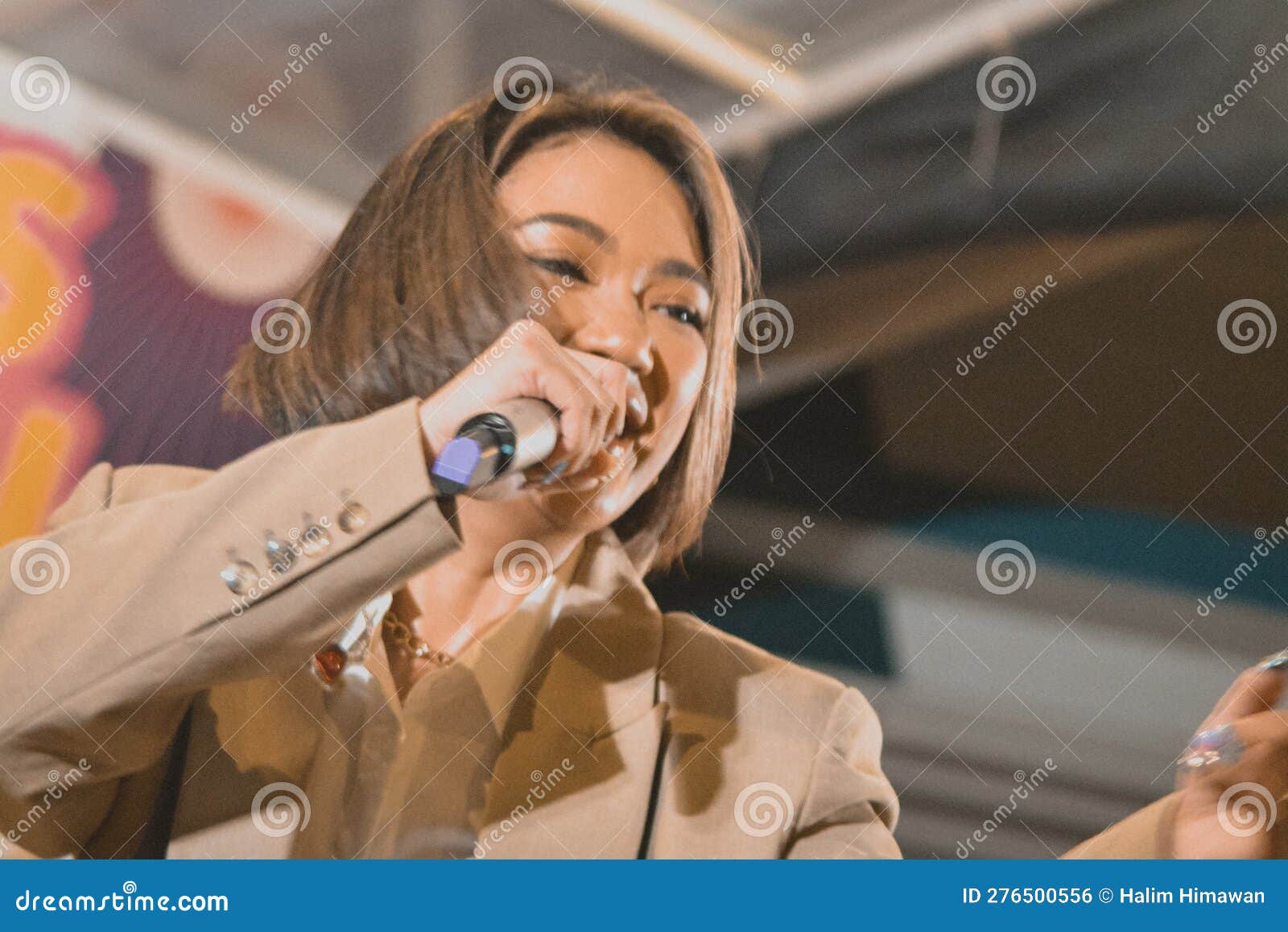 Marion Jola is singing. editorial photo. Image of singing - 276500556