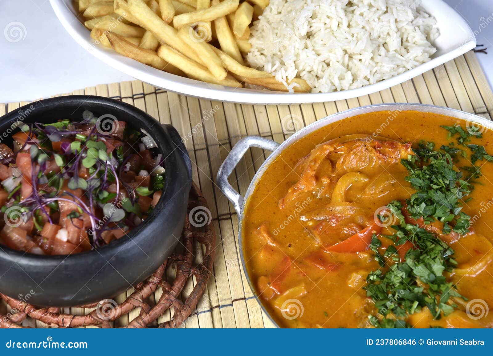 Marisco De Brasil Estofado De Arroz Y Chips Moqueca Foto de archivo ...