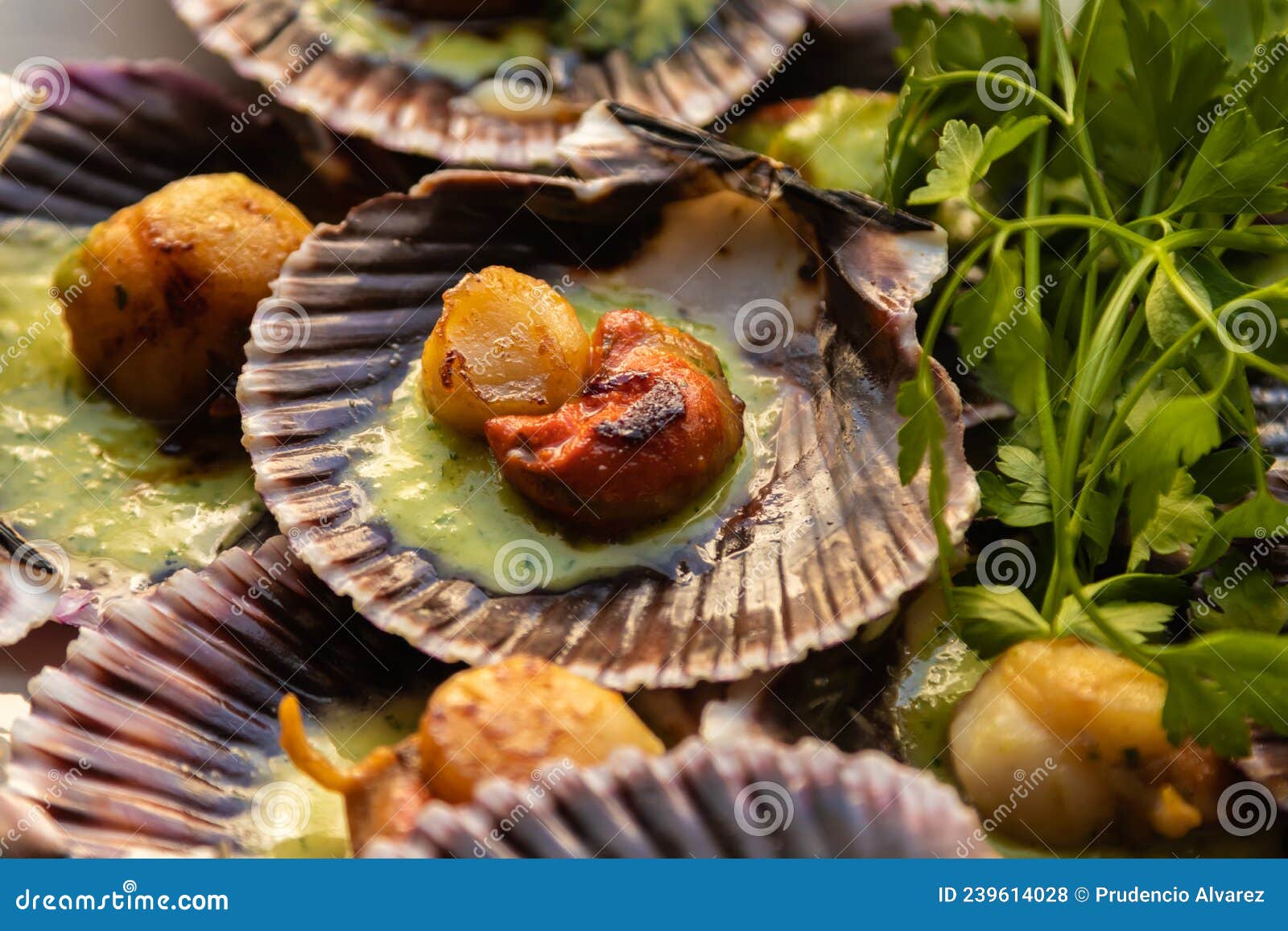 Marisco a La Parrilla Con Salsa Verde Foto de archivo - Imagen de ...