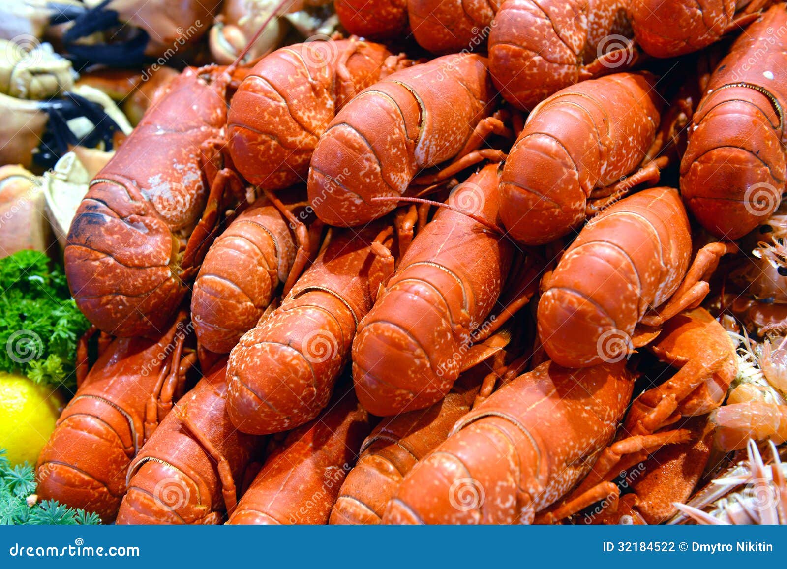 Marisco no mercado do mar foto de stock. Imagem de garras - 32184522