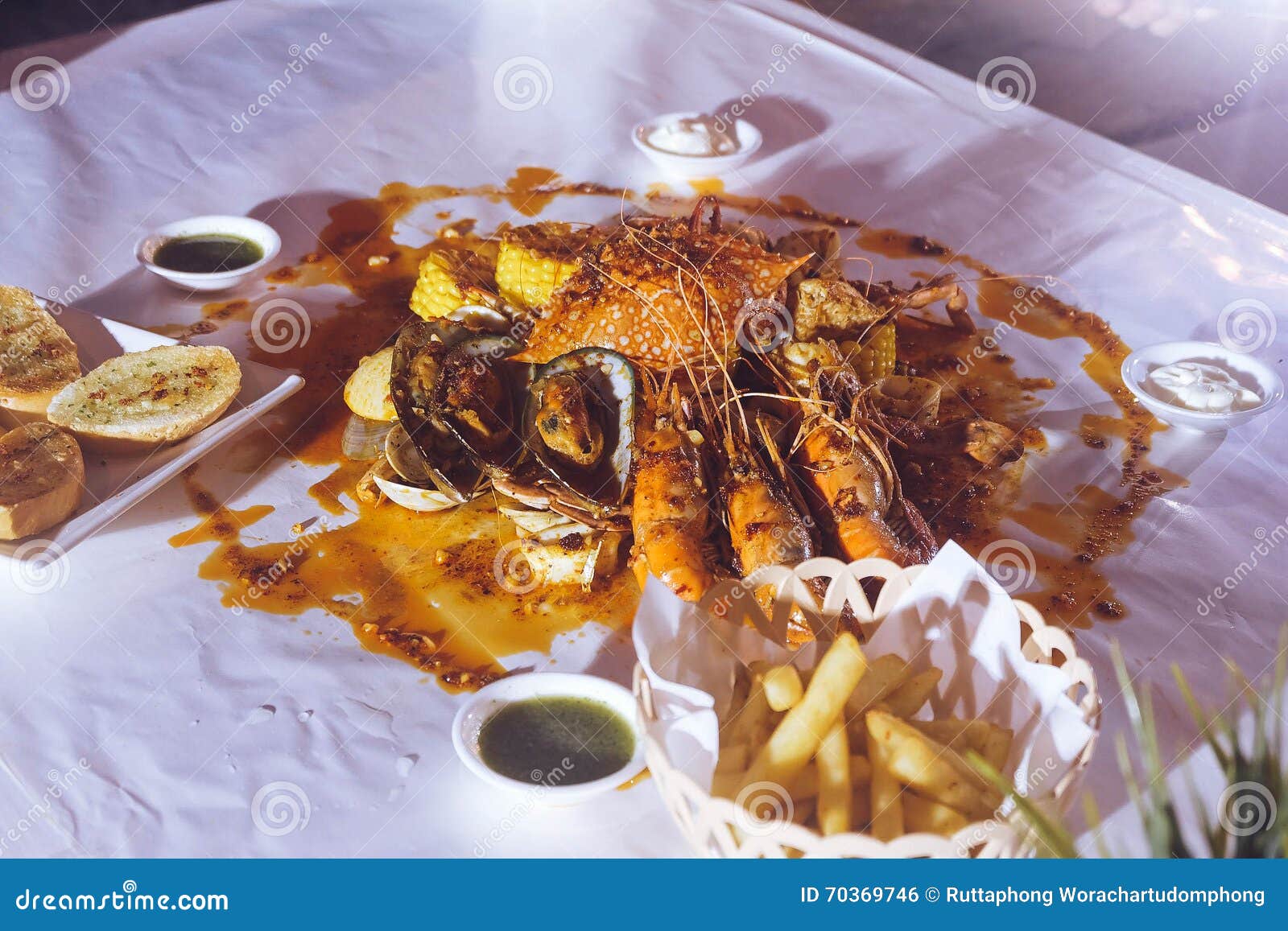 Mariscos de Cajun foto de archivo. Imagen de lisonjear - 70369746