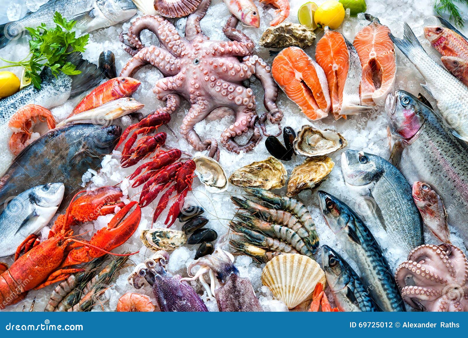 Mariscos en el hielo foto de archivo. Imagen de restaurante - 69725012