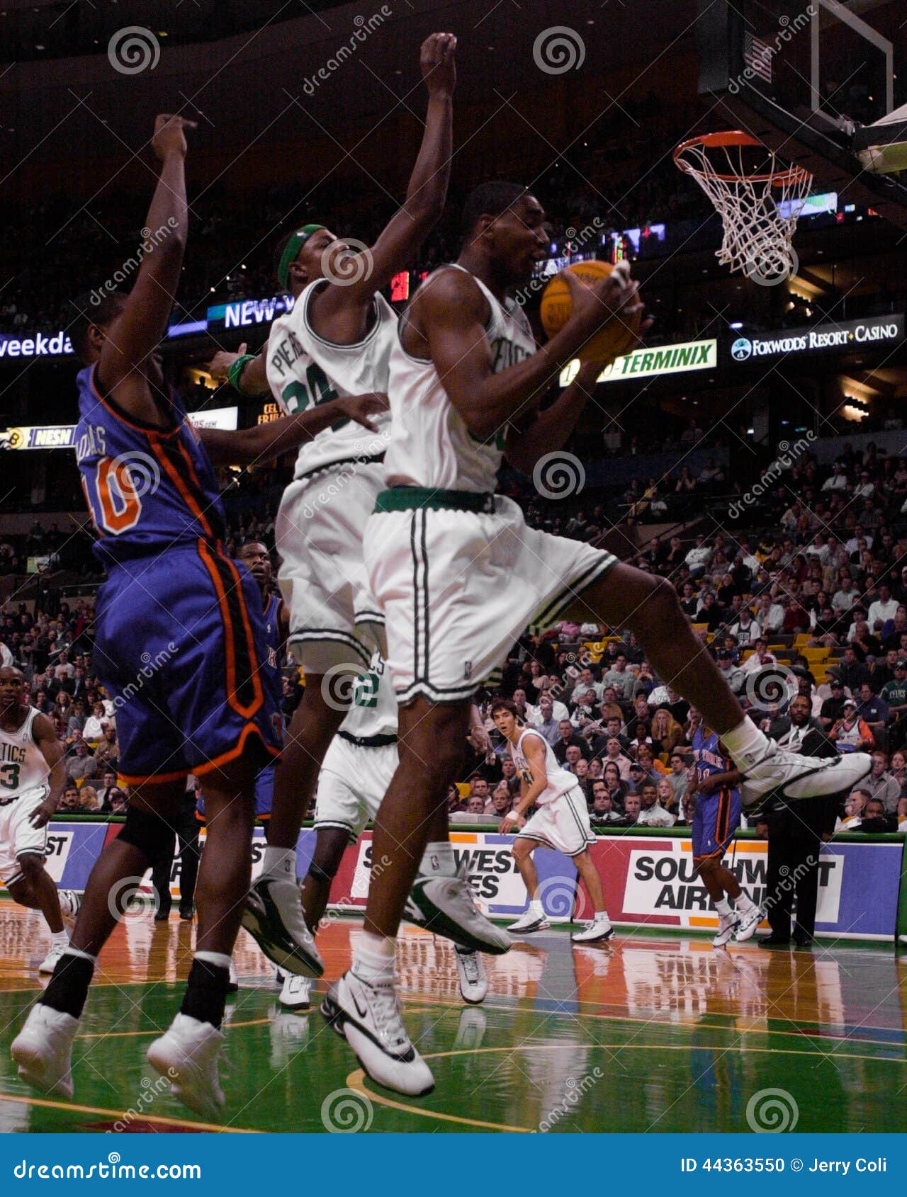 Mark Blount, Boston Celtics Editorial Image - Image of center, shooting ...