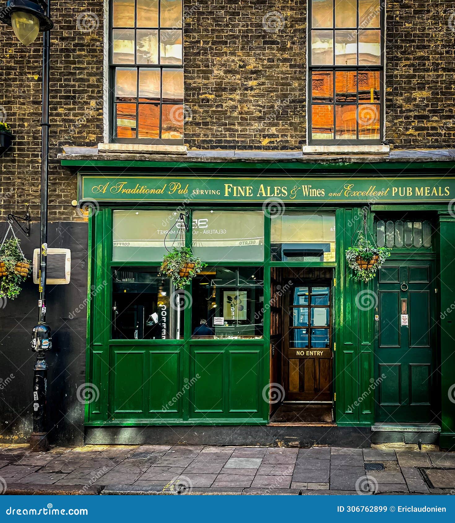 London-the Market Porter 2 editorial stock image. Image of britain ...