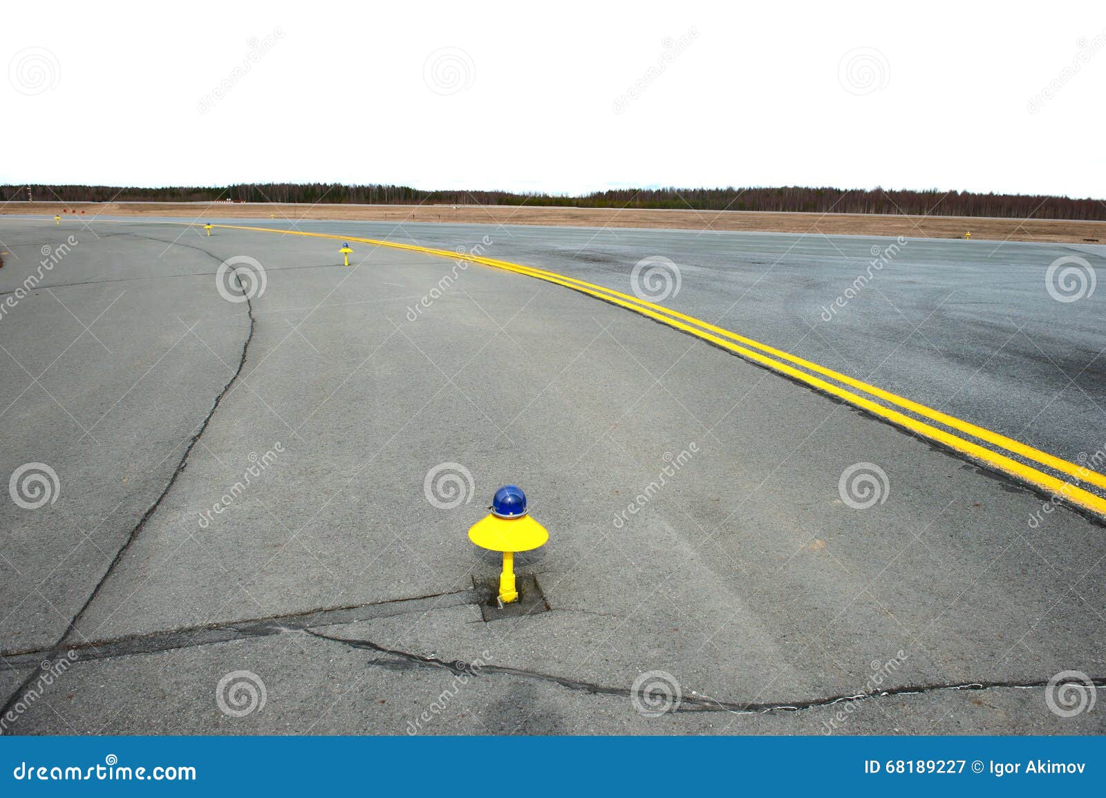 Markierende Gelbe Rollbahn Eines Kleinen Flugplatzes Stockbild - Bild ...