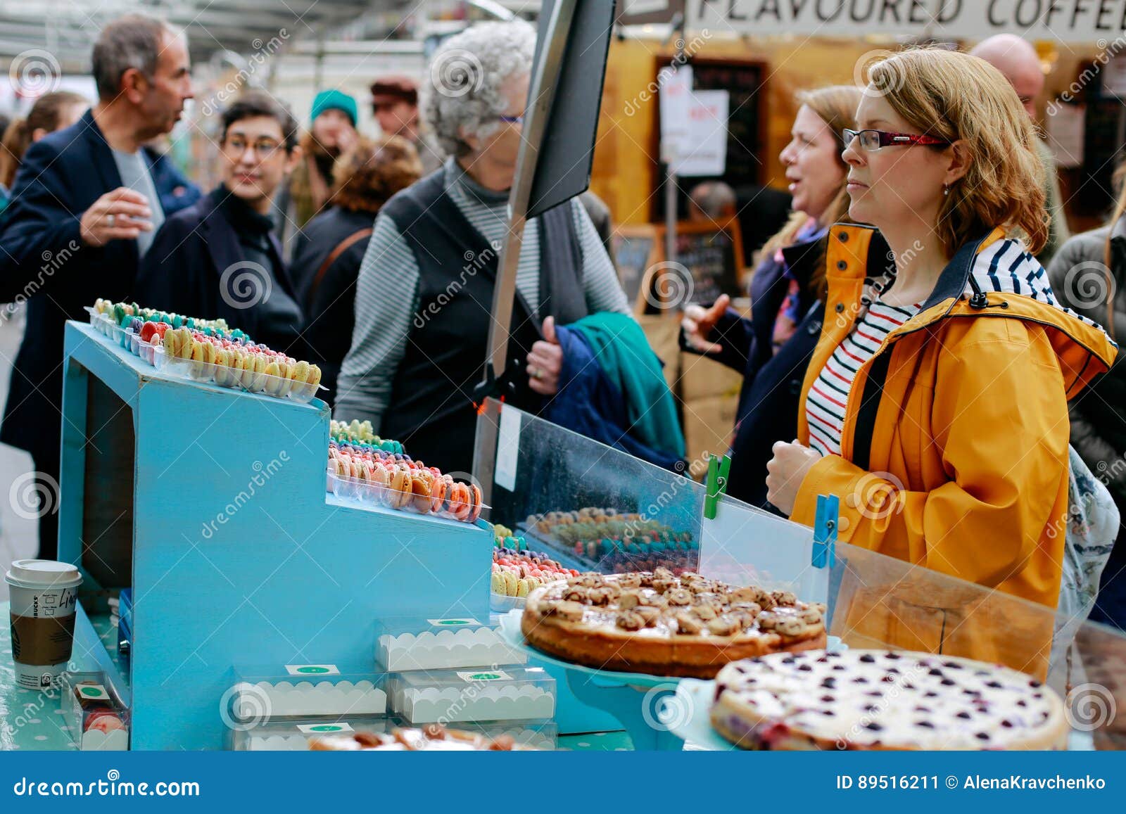 Marktkraam redactionele foto. Image of kaastaart, markt - 89516211