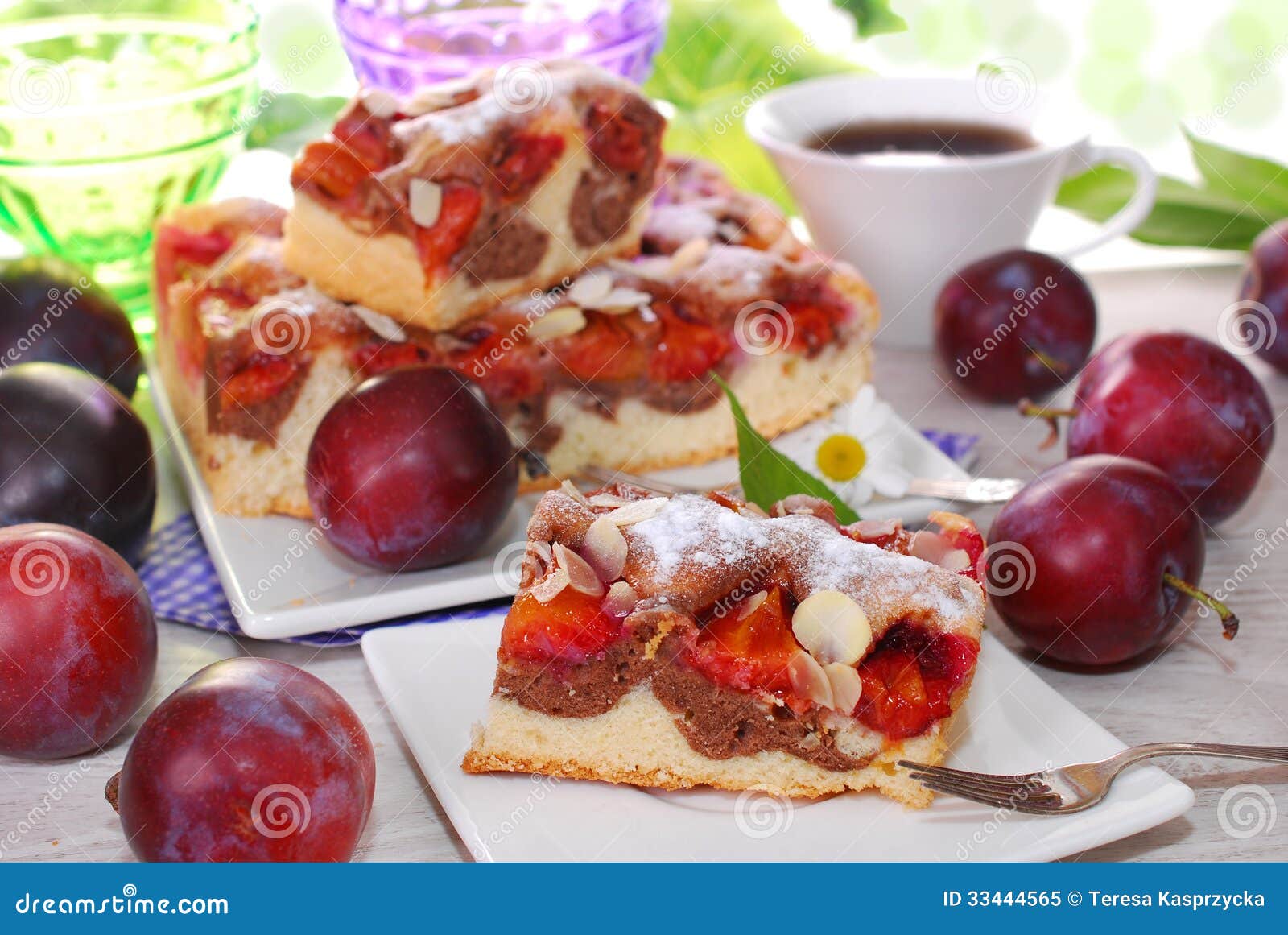 Marmeren Cake Met Pruimen En Amandelen Stock Afbeelding - Image of ...