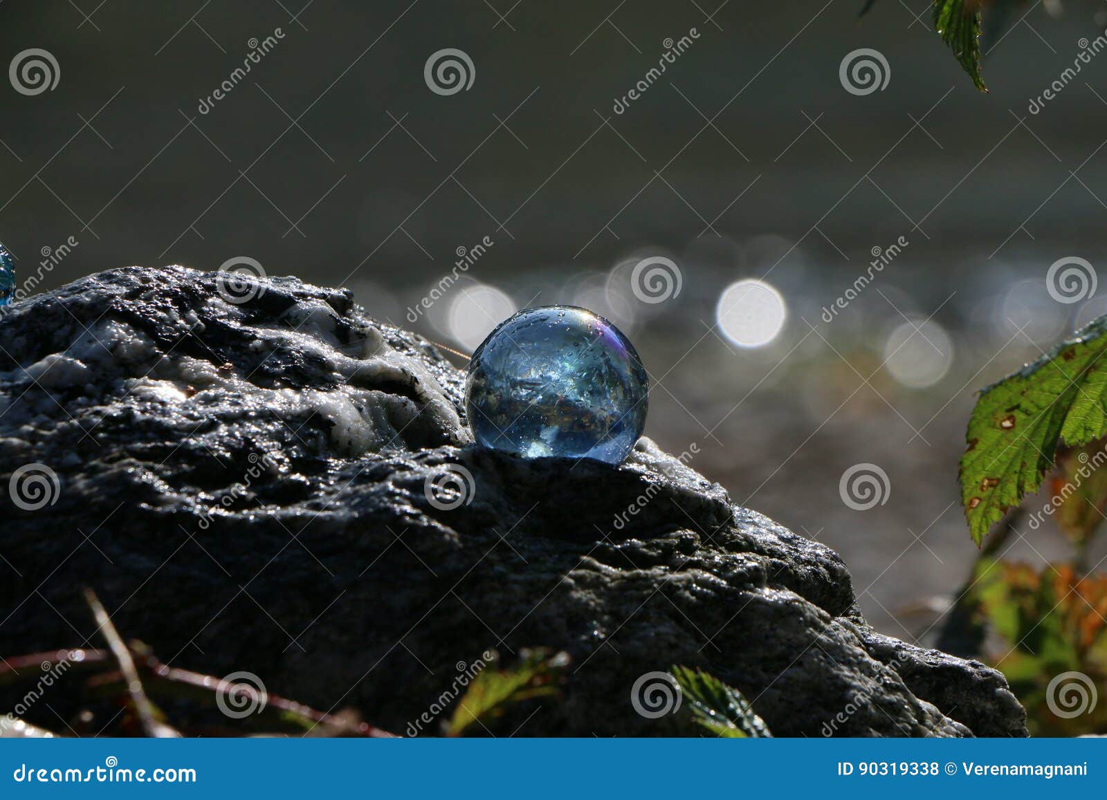 Marmo su una roccia fotografia stock. Immagine di marmi - 90319338