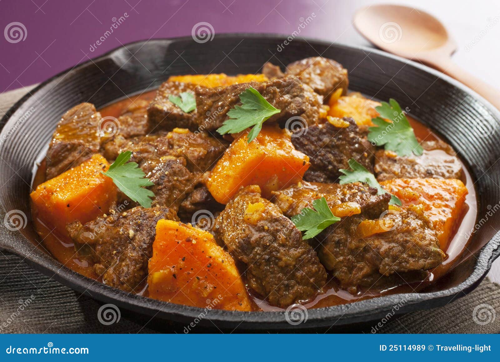 Marokkaans Rundvlees Tagine Stock Afbeelding - Image of peterselie ...