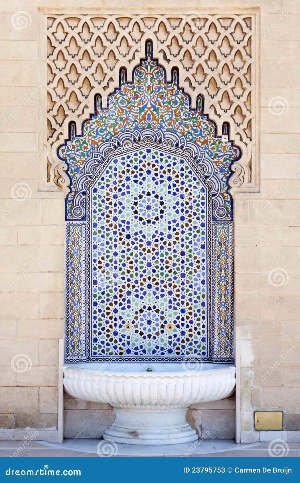 Marokkaanse fontein stock afbeelding. Image of islam - 23795753