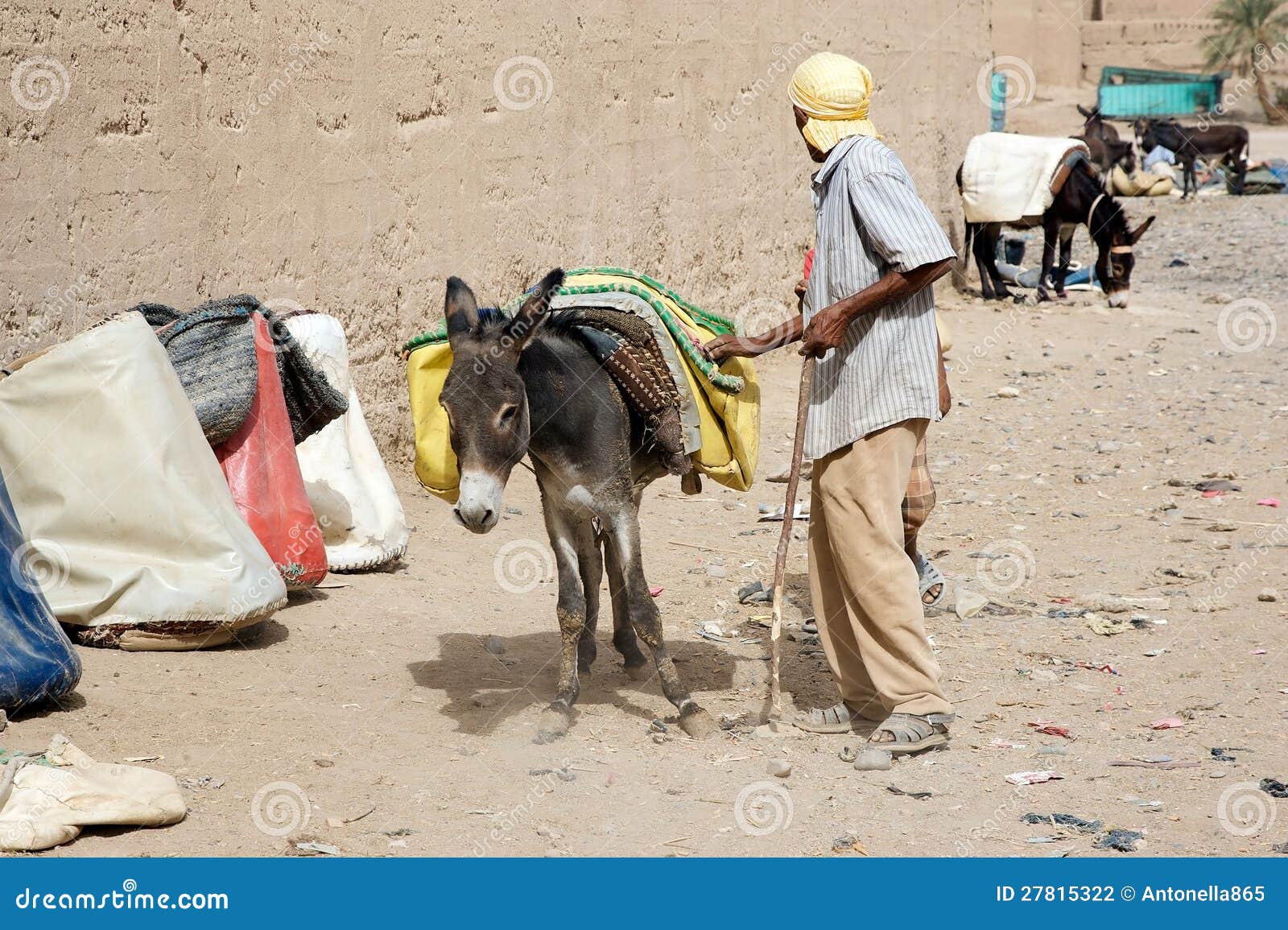 Marokkanischer Mann Und Esel Redaktionelles Stockfotografie - Bild von ...