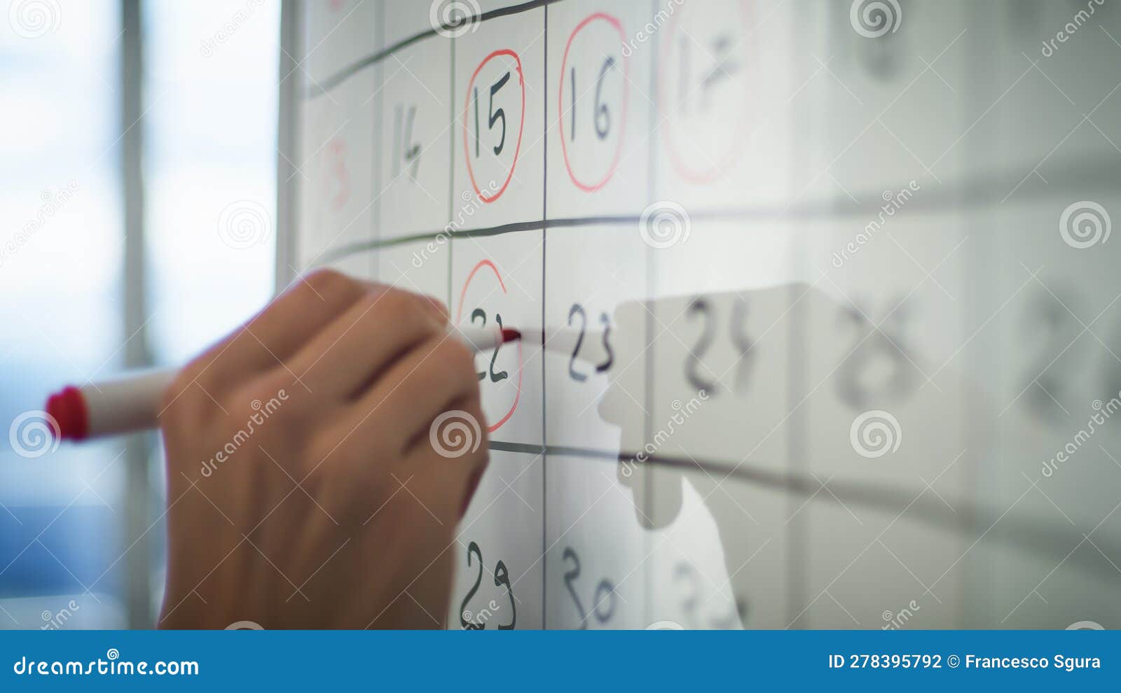 Marquage Des Dates Sur Un Tableau De Calendrier Photo stock - Image du ...