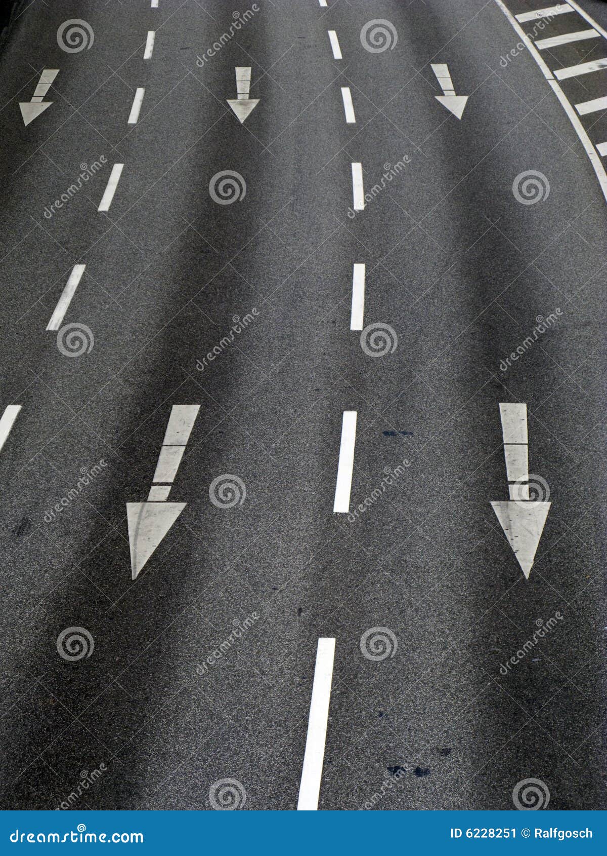 Marquage Routier à Hambourg Image stock - Image du flèche, signes: 6228251