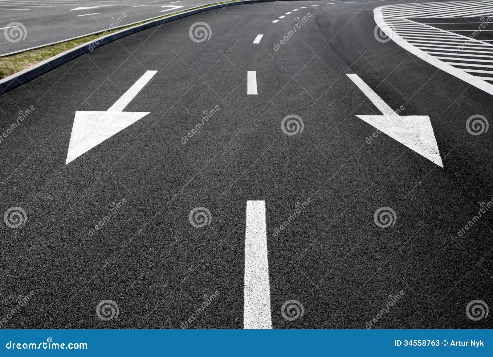 Marquage Routier Sur Une Rue Image stock - Image du déménager ...