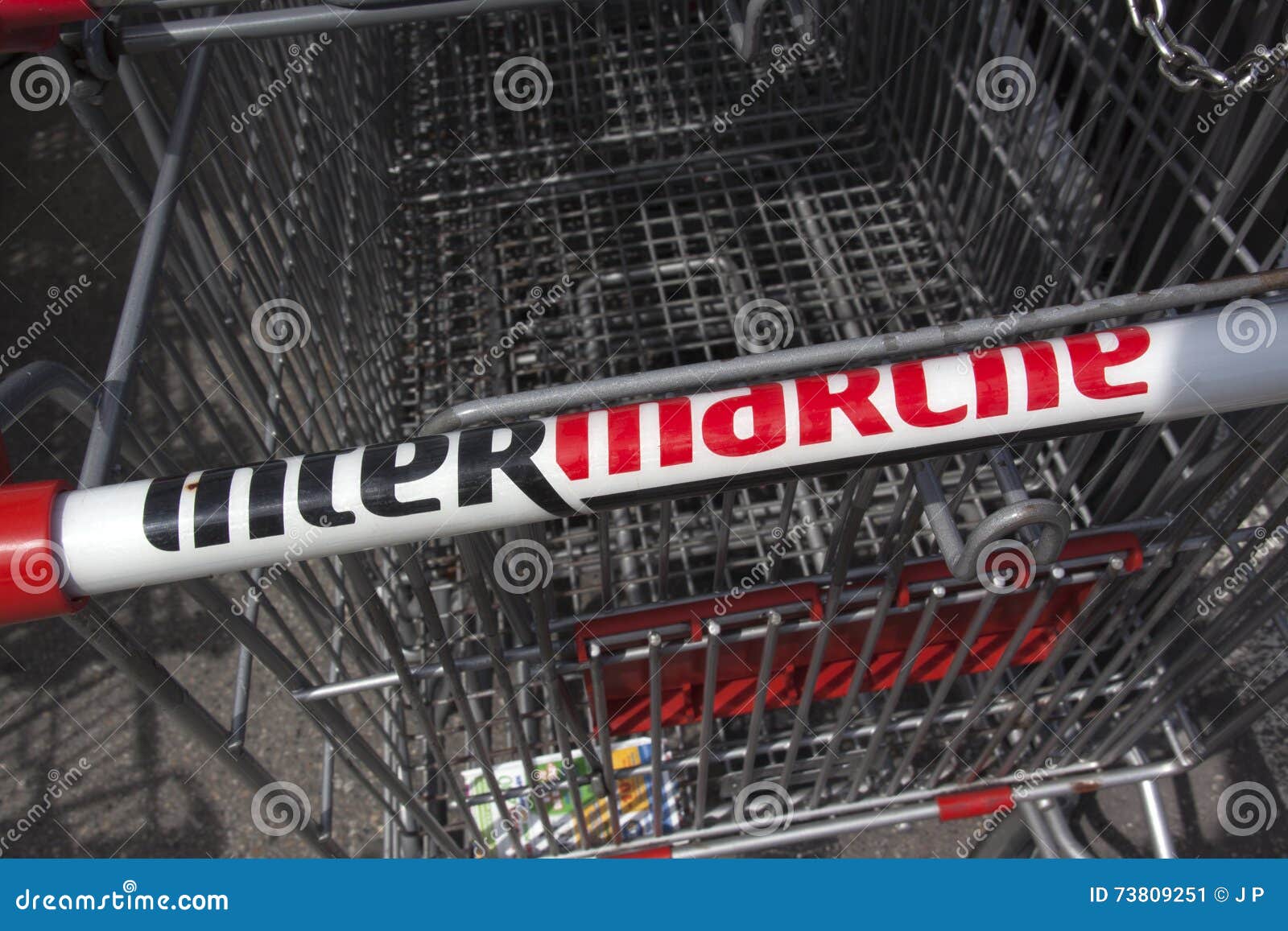 Marque Avec Des Lettres L'intermarche Sur Un Caddie Photo éditorial ...