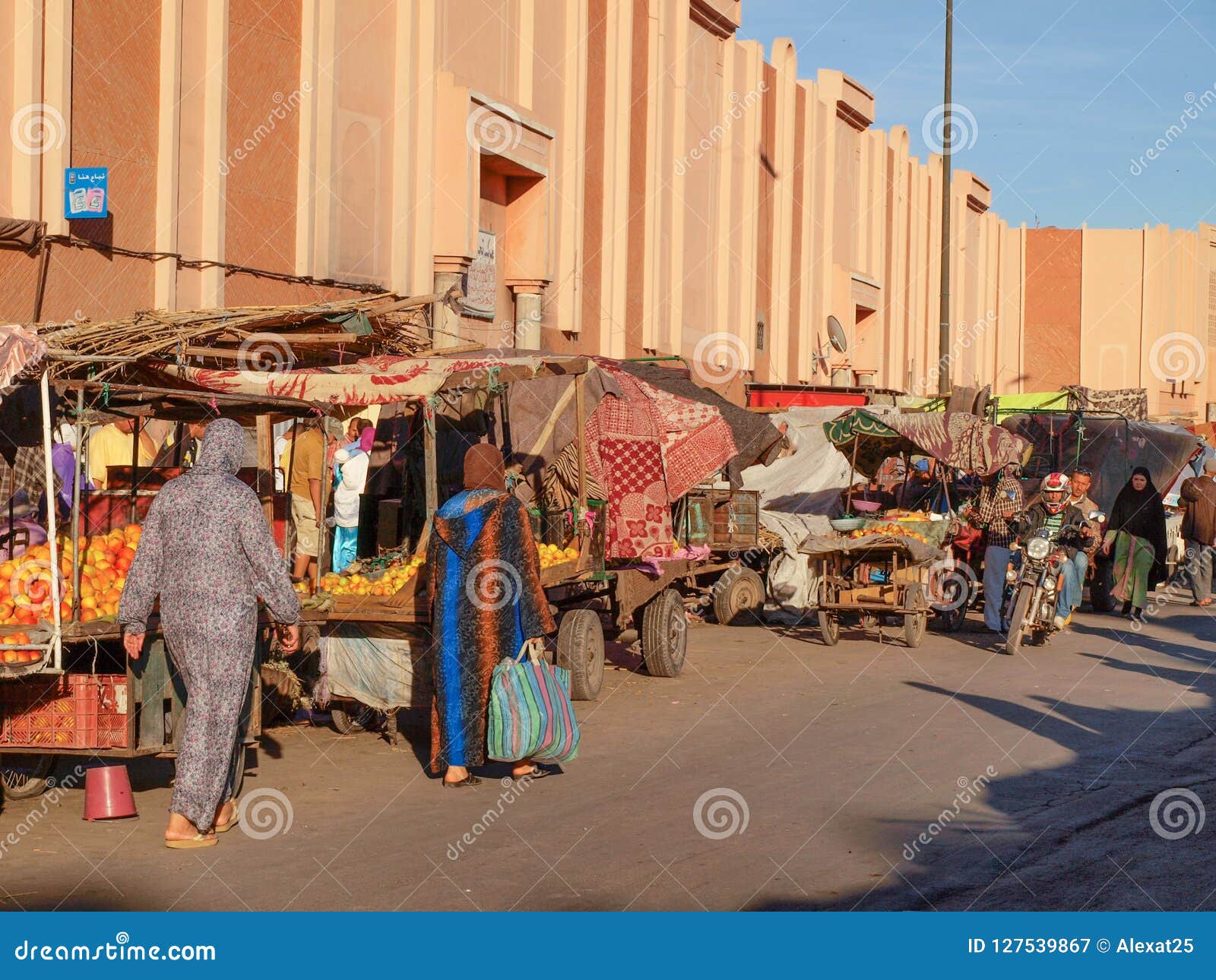 Marrakech Marocko - Folk I Gatan Av Marrakech I Marocko Redaktionell ...