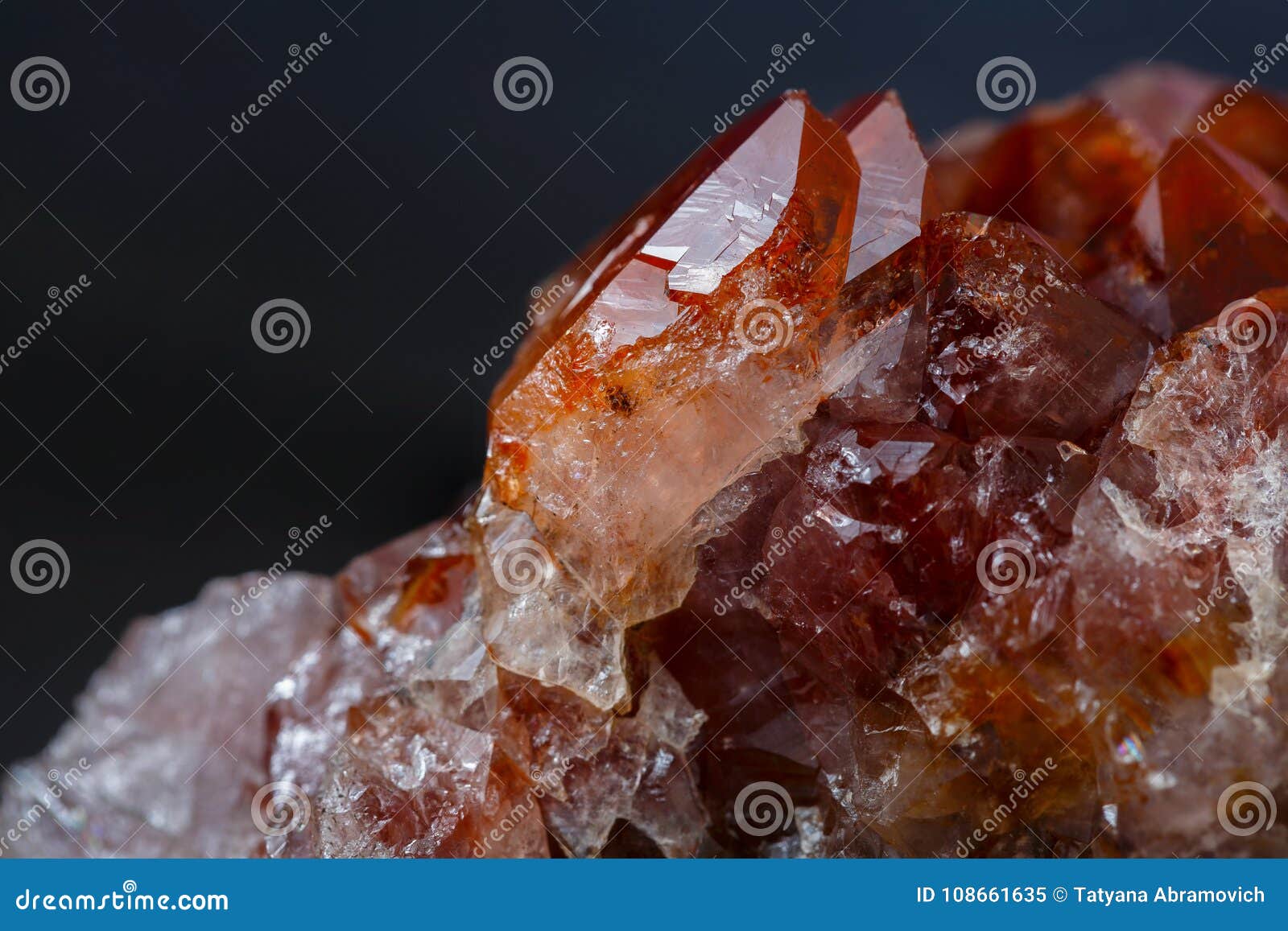 Marrom De Quartzo Em Um Fundo Escuro Macro Imagem de Stock - Imagem de ...