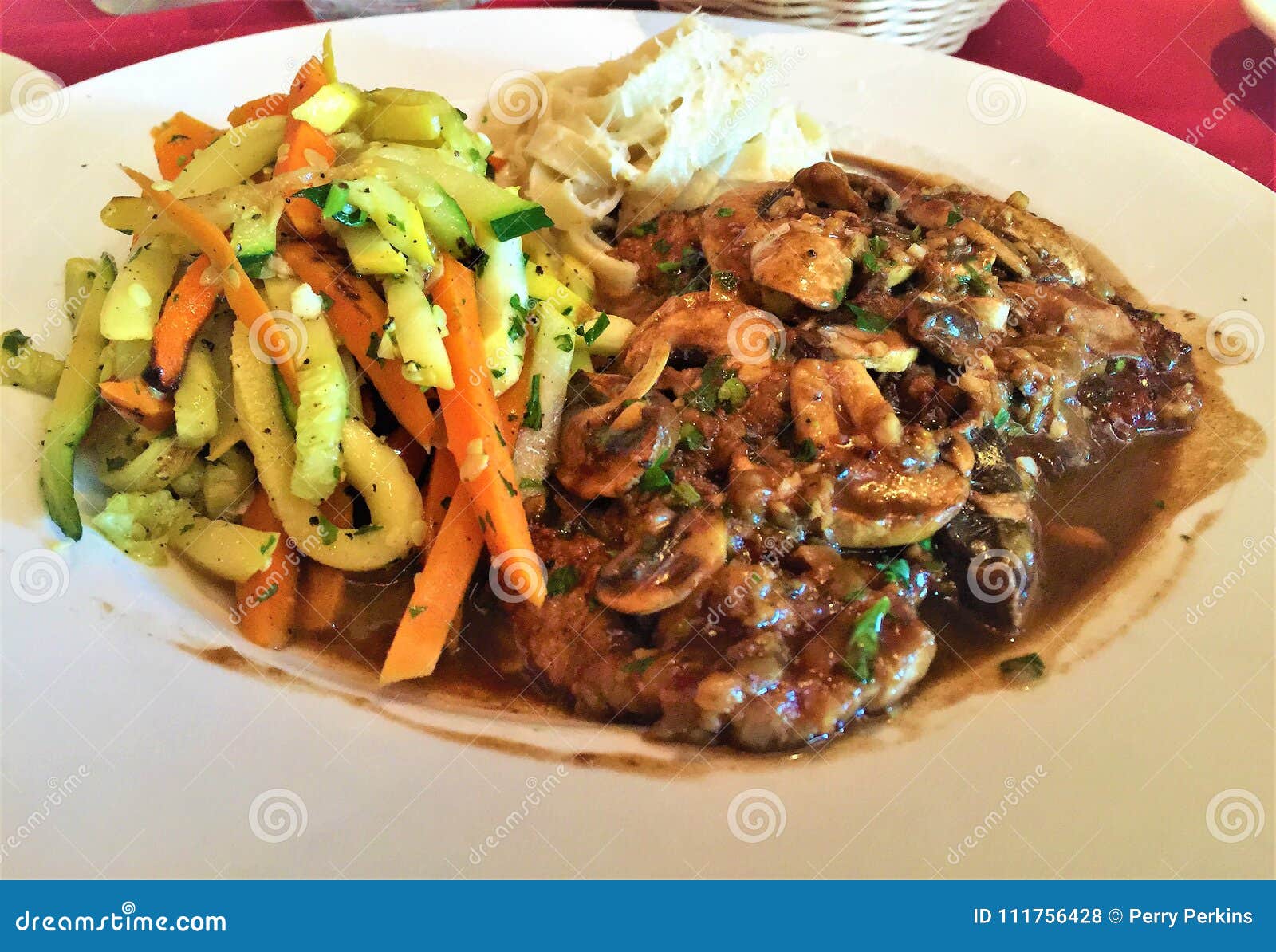 Marsala del vitello fotografia stock. Immagine di vino - 111756428