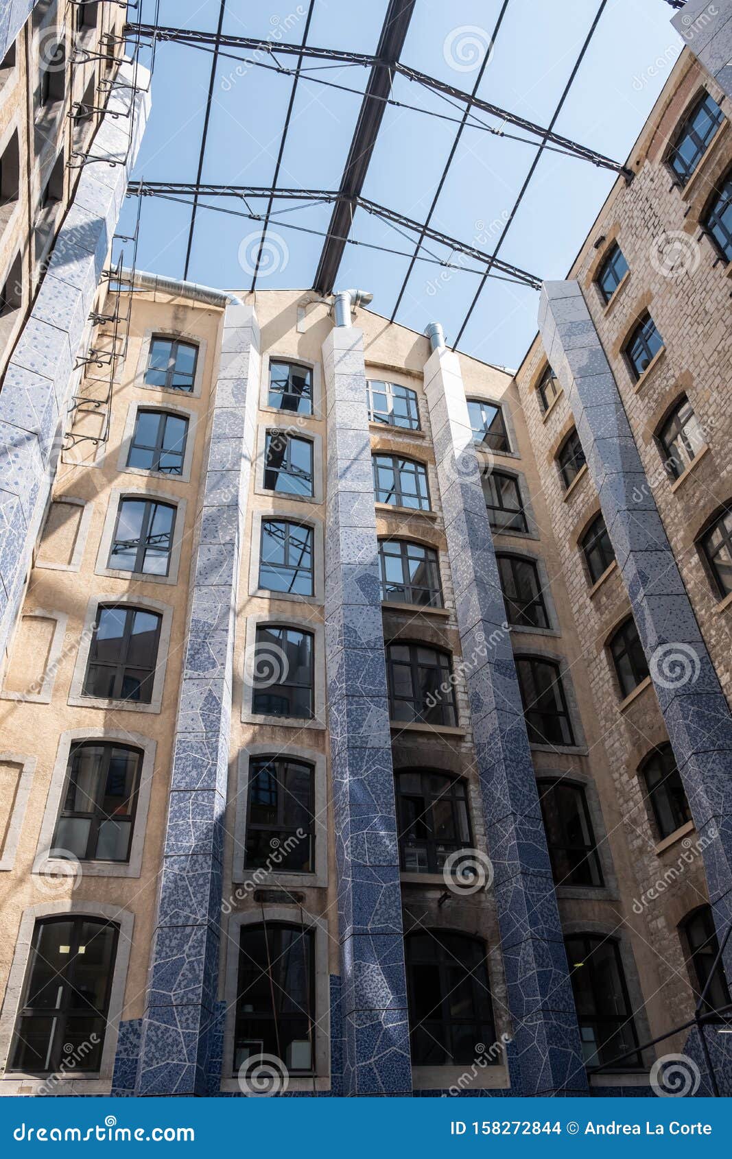 Marsella, El Nuevo Centro Comercial De La Ciudad Imagen de archivo ...