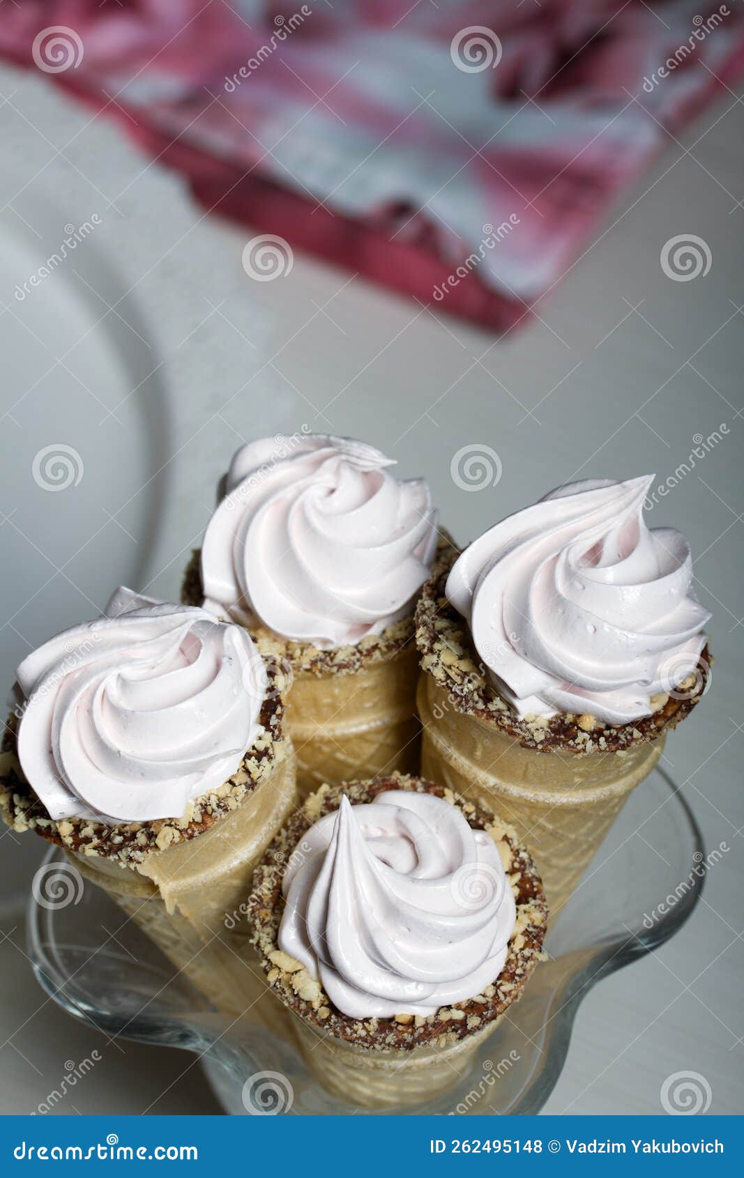 Marshmallow Caseiro Em Cones De Waffle. Zephyr Caseiro Foto de Stock - Imagem de feriado ...