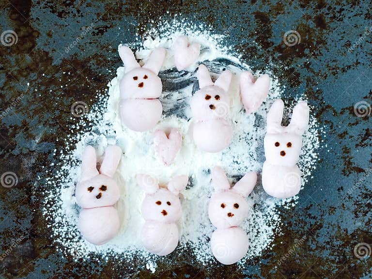 Marshmallow Rosa-giro-girino Coelho Na Bandeja De Assar. Comida ... Marshmallow Rosa-giro-girino Coelho Na Bandeja De Assar. Comida ...