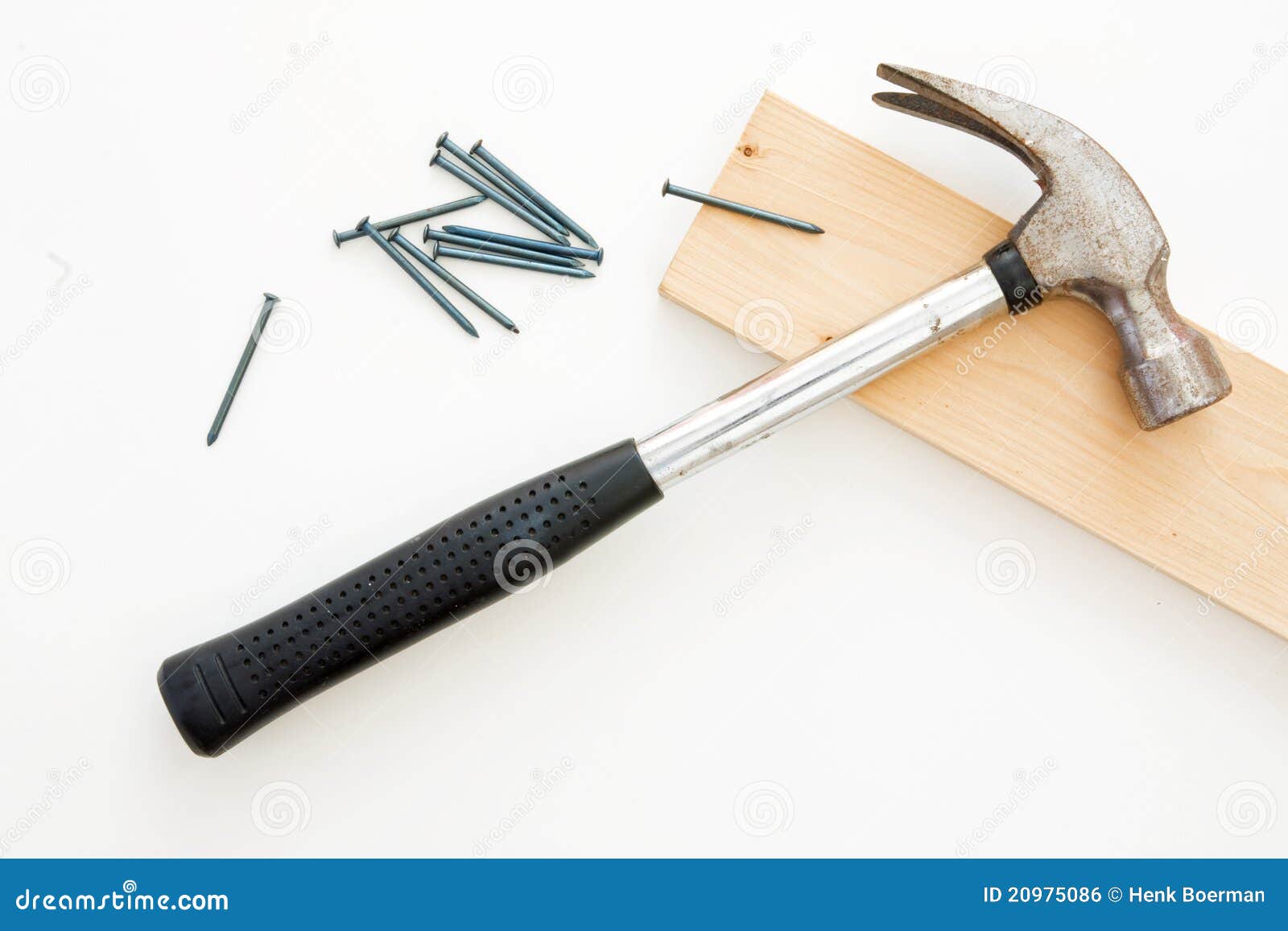 Marteau, clous et bois photo stock. Image du outils, bois - 20975086