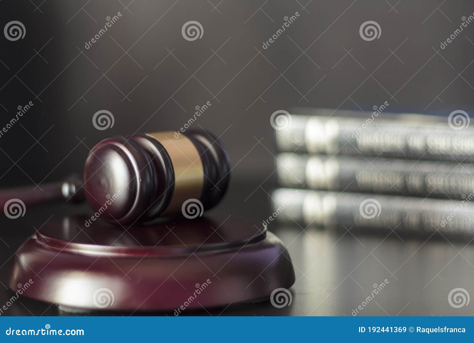 Marteau De Juges Sur La Table Noire Avec Des Livres De Loi Sur Le Fond