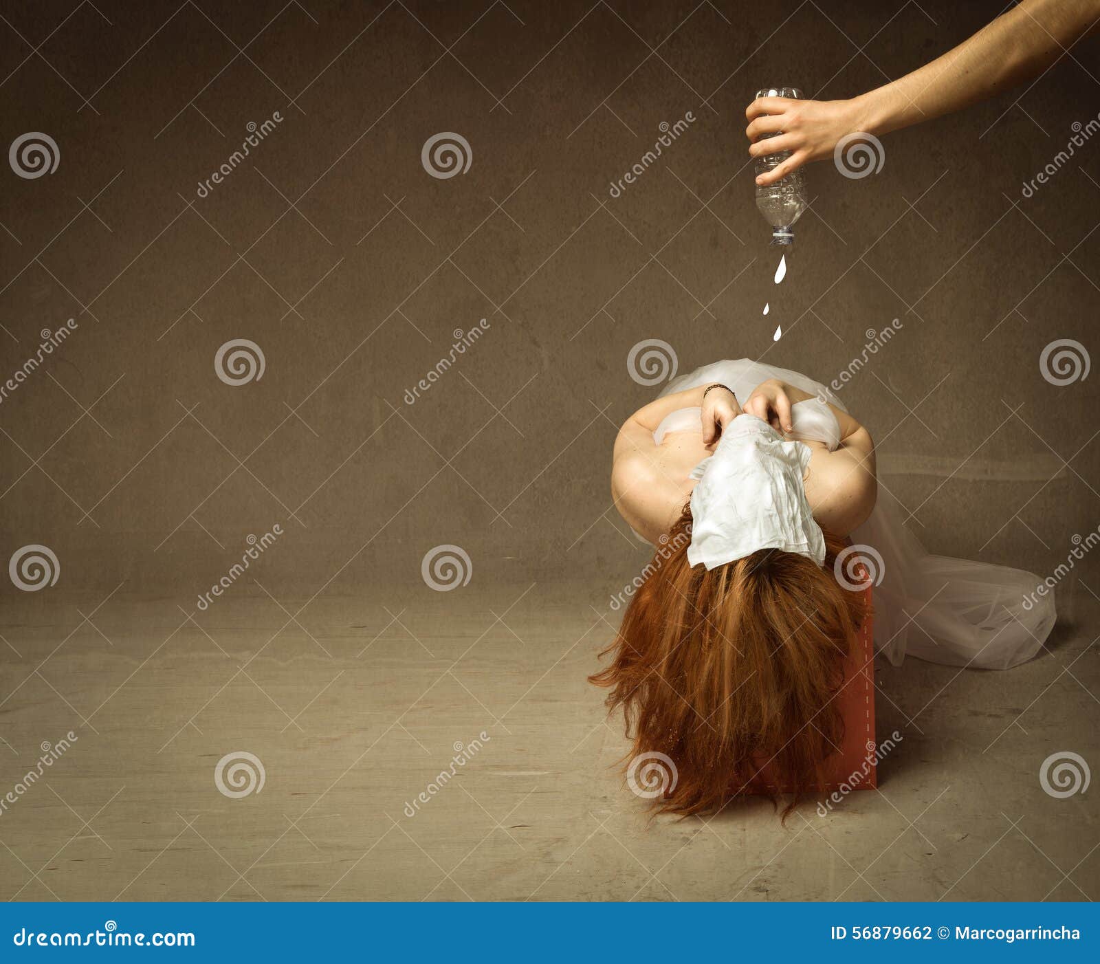 Marteling met water stock foto. Image of daling, huid - 56879662