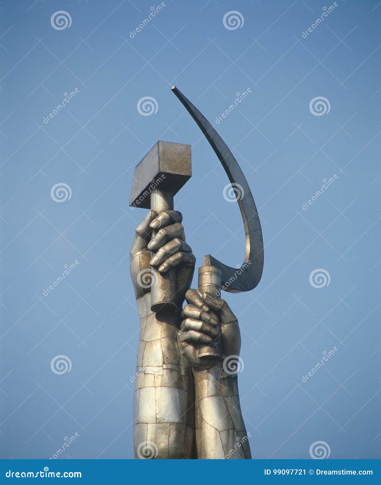 Martelo e foice imagem de stock. Imagem de escultura - 99097721