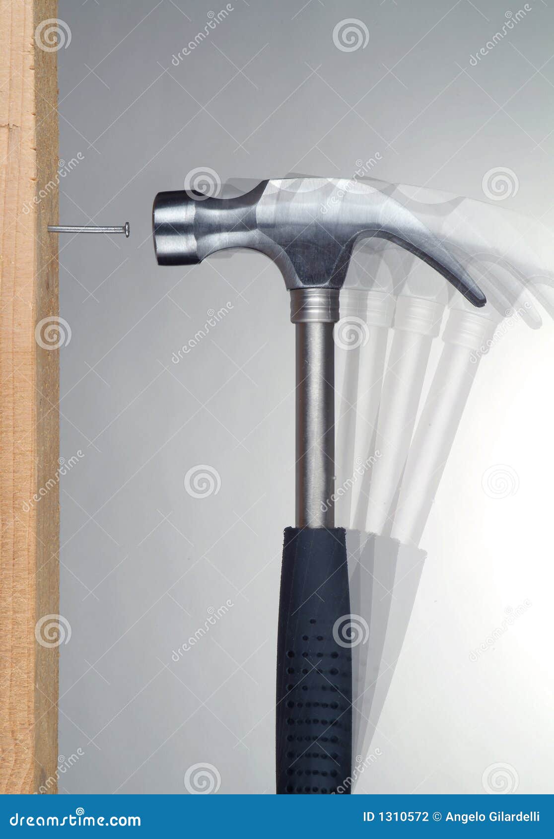 Martelo e prego foto de stock. Imagem de batida, controle - 1310572