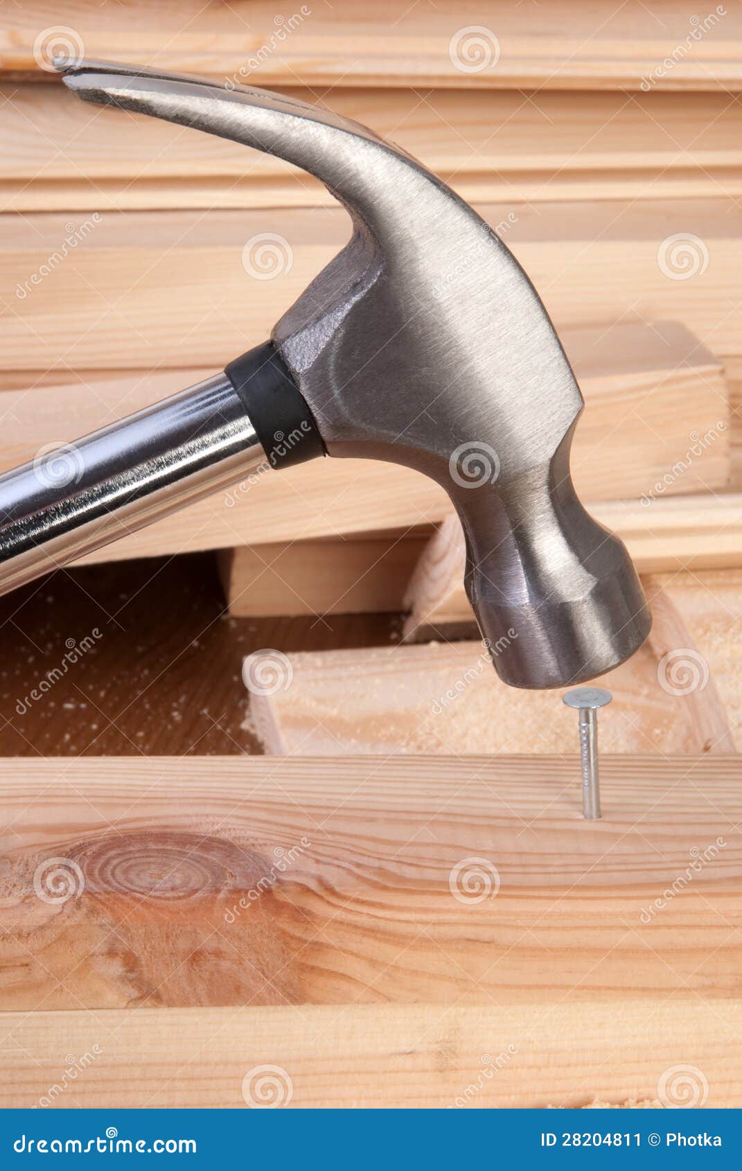 Martelo e prego imagem de stock. Imagem de interior, carpintaria - 28204811