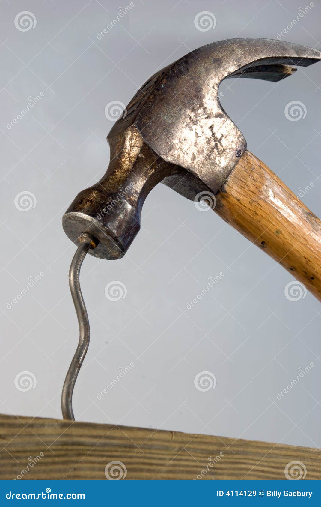 Martelo e prego curvado imagem de stock. Imagem de angular - 4114129