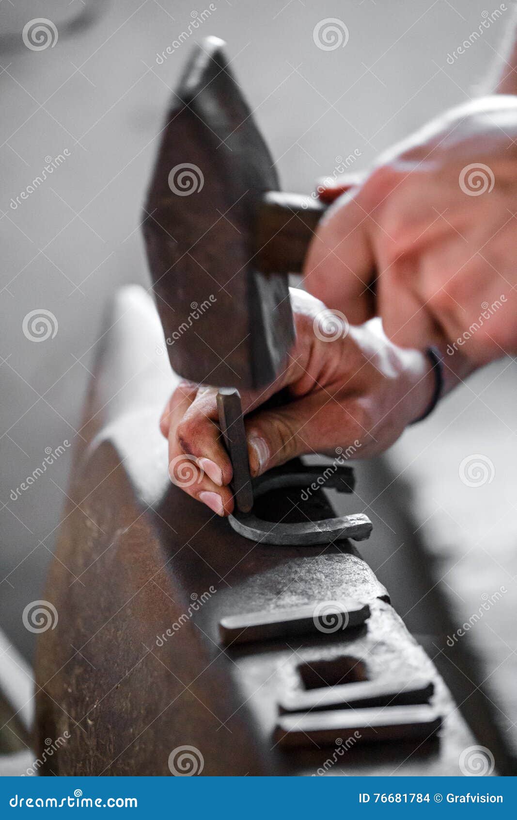 Martillando Brillar Intensamente De Acero Foto de archivo - Imagen de ...