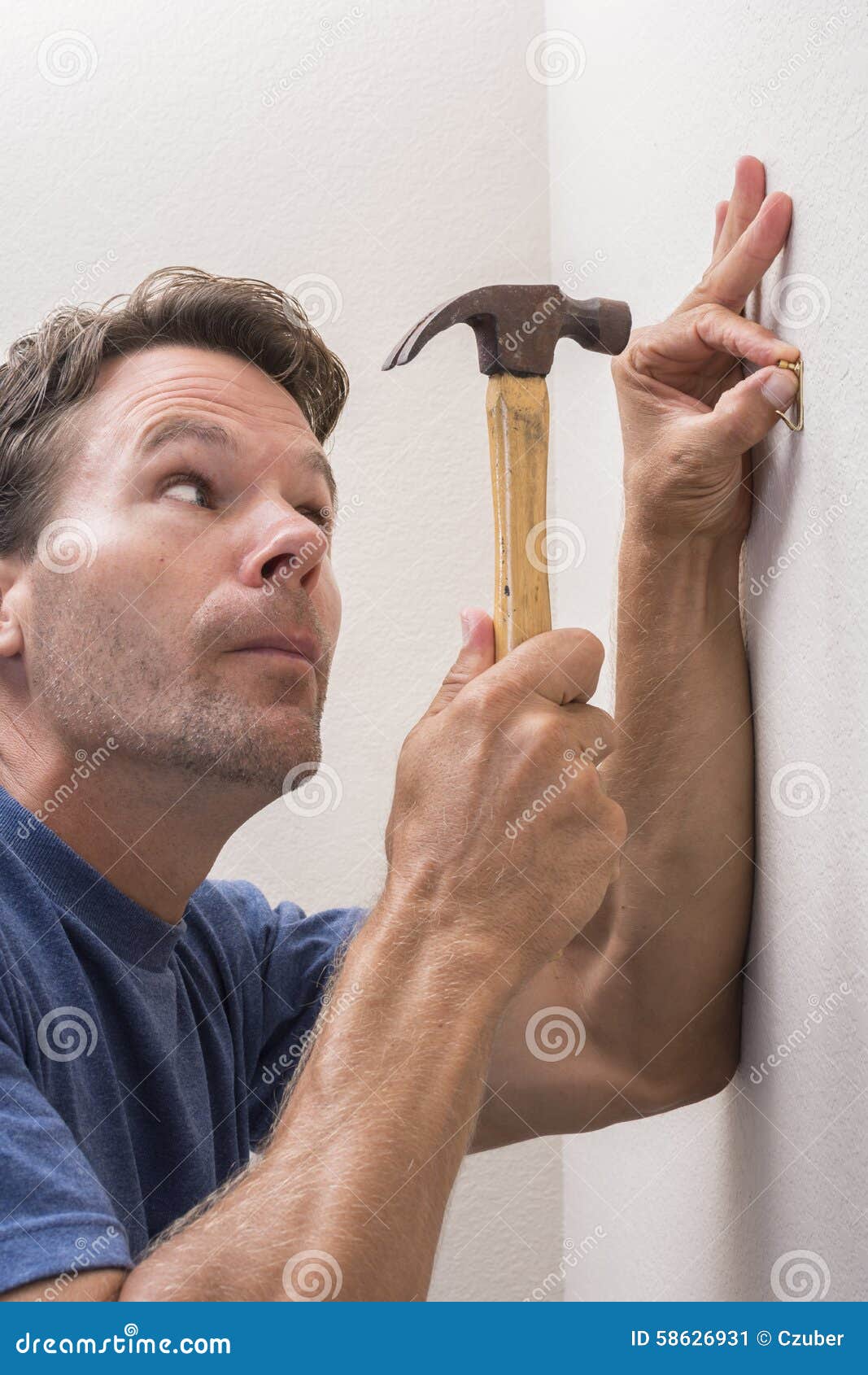 Martilleo cuidadoso imagen de archivo. Imagen de coloque - 58626931