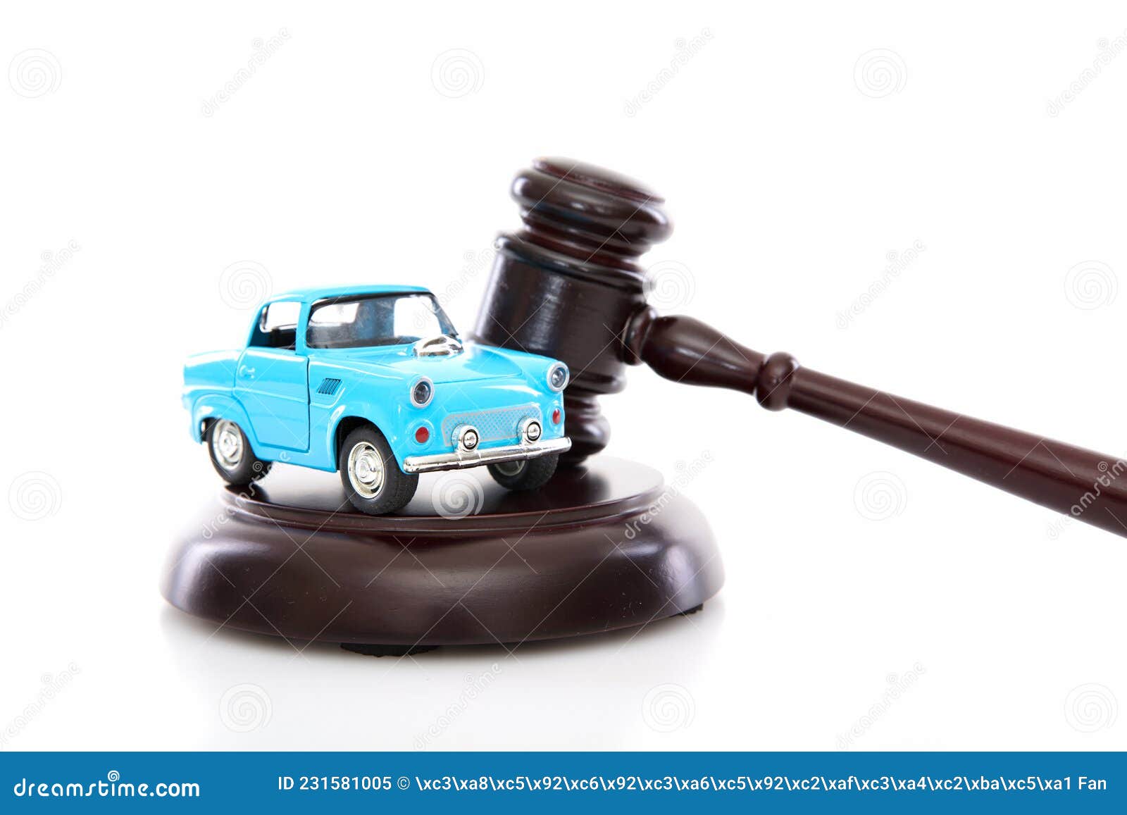 Martillo De Corte Y Modelo De Coche Sobre Fondo Blanco Imagen de ...