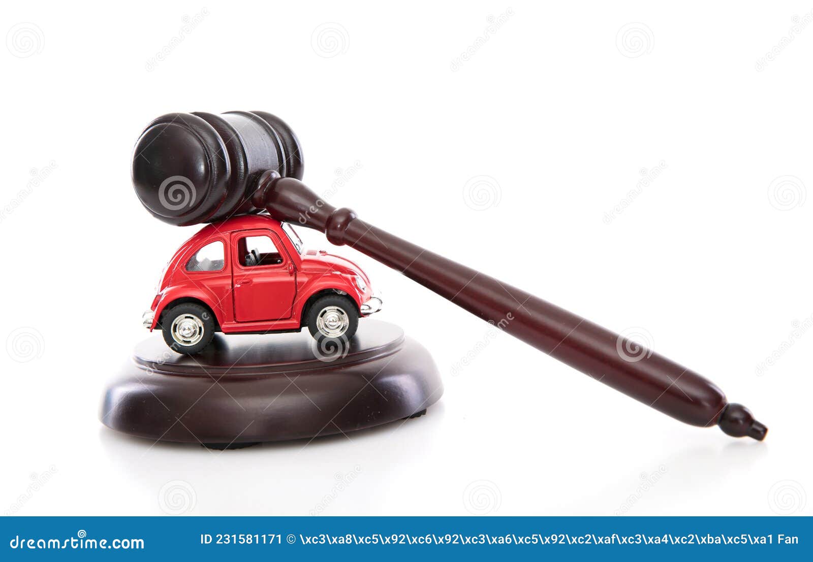 Martillo De Corte Y Modelo De Coche Sobre Fondo Blanco Imagen de ...