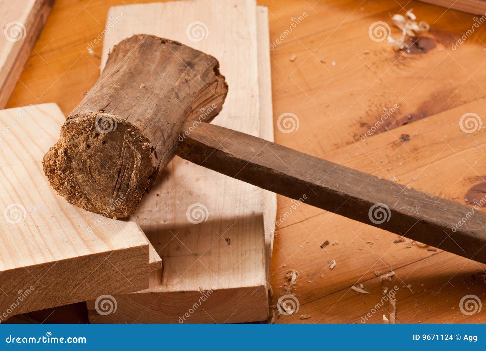 Martillo de madera foto de archivo. Imagen de aparador - 9671124