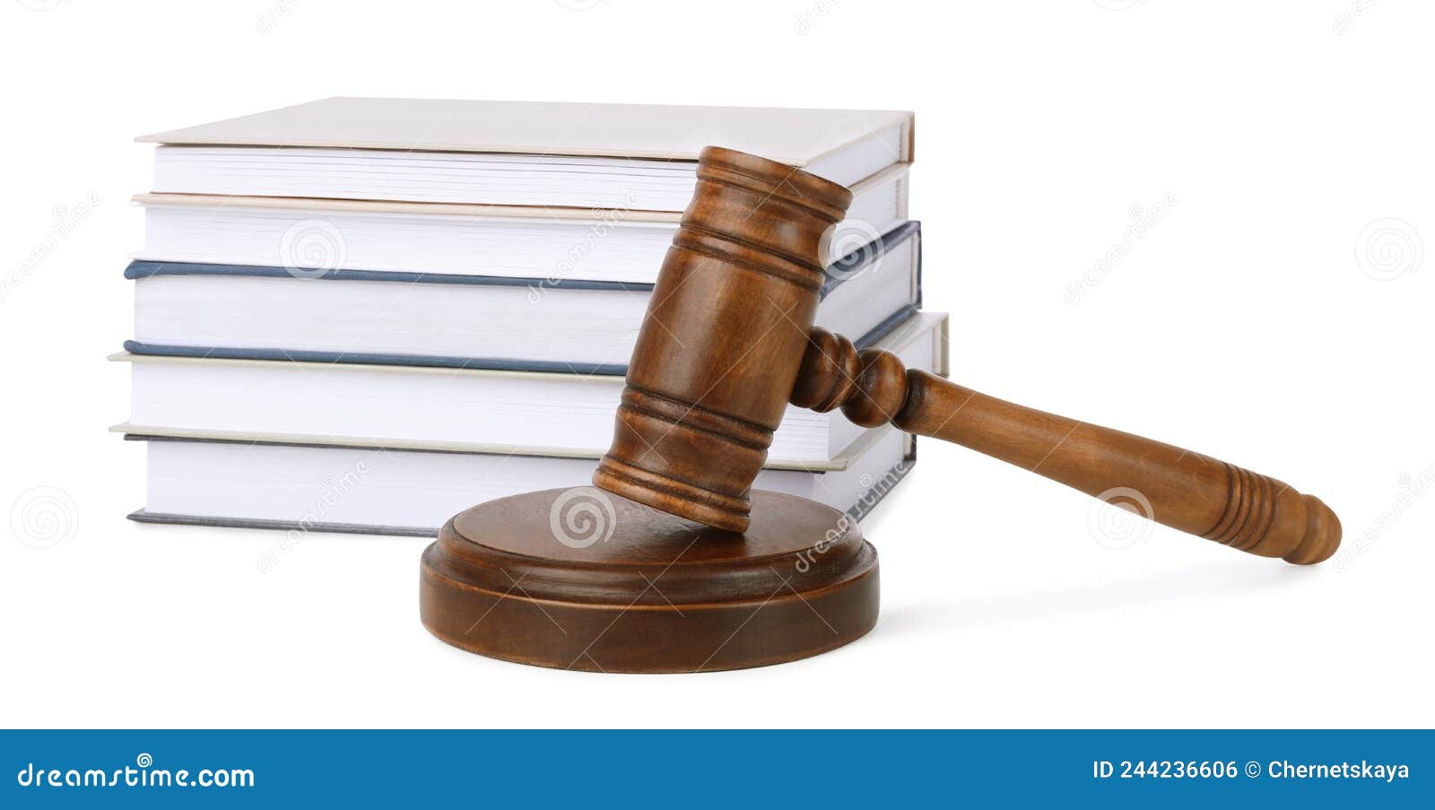 Martillo De Madera Y Pila De Libros Sobre Fondo Blanco Foto de archivo ...