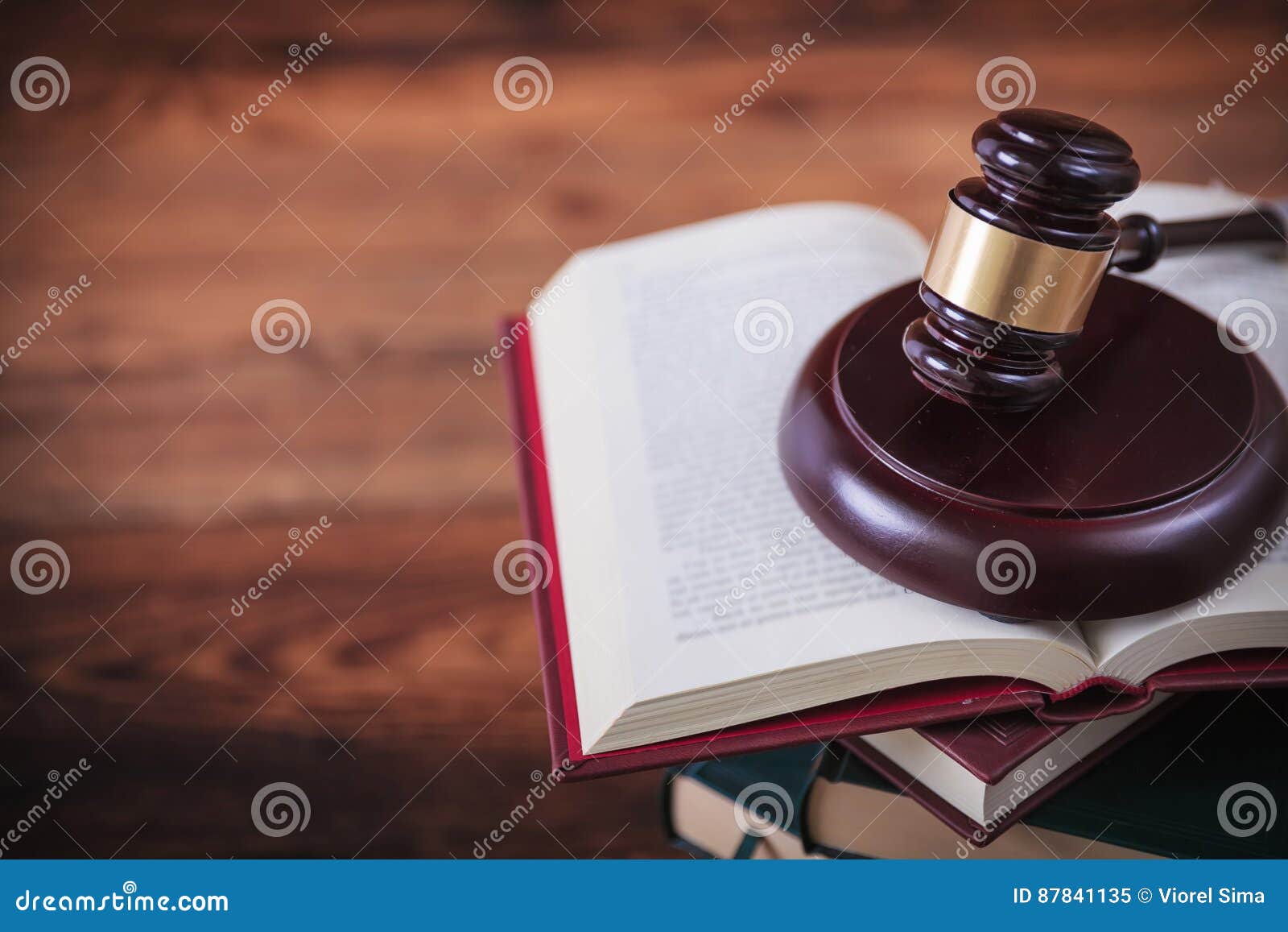 Martillo Del Juez En Un Libro Abierto Con El Copyspace Imagen de ...