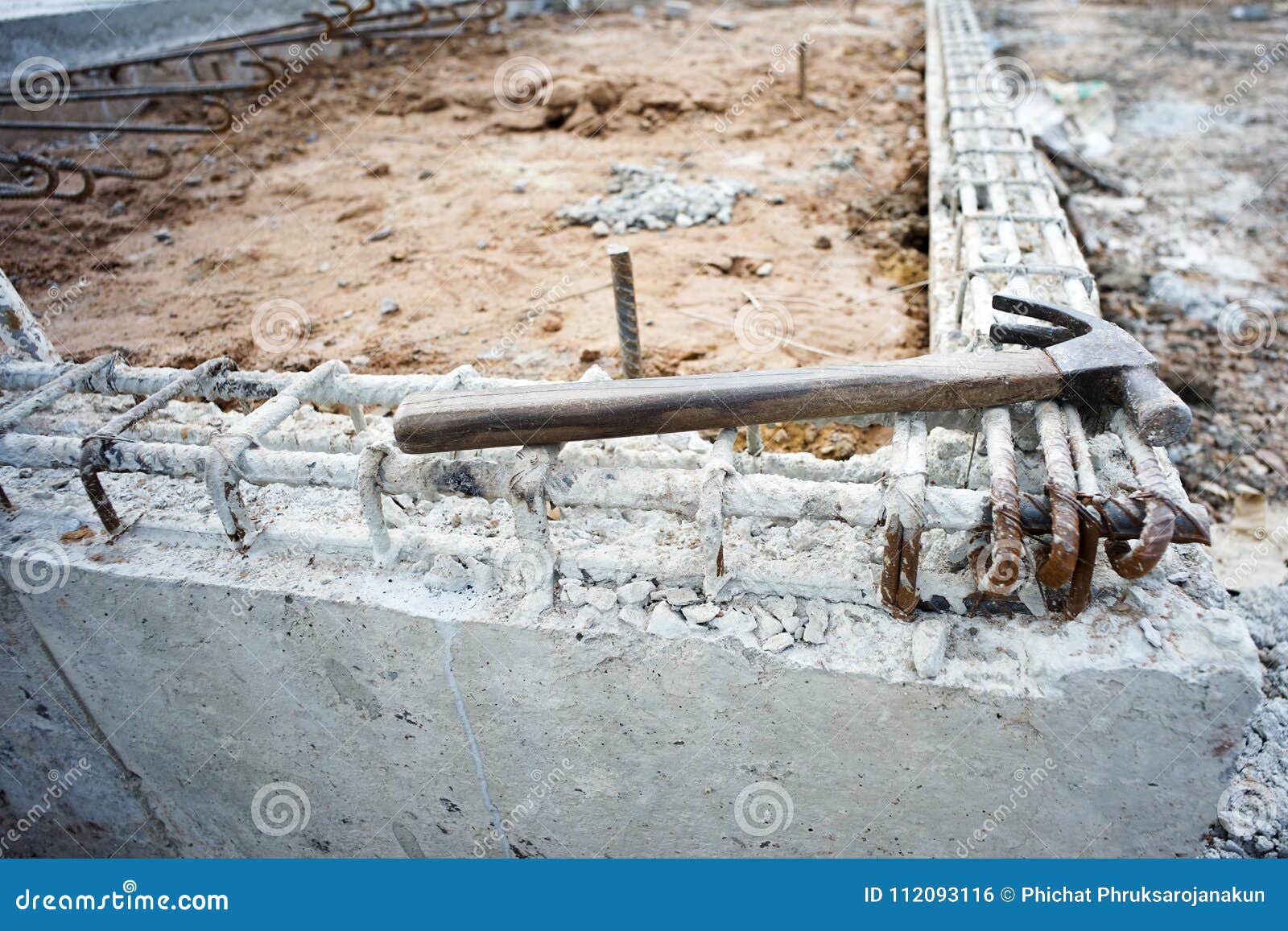 Martillo En La Barra Concreta Foto de archivo - Imagen de hierro, sitio ...
