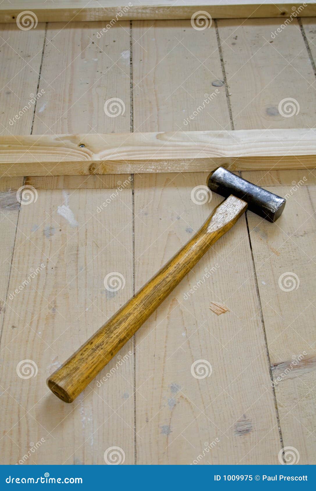 Martillo en la madera imagen de archivo. Imagen de nuevo - 1009975