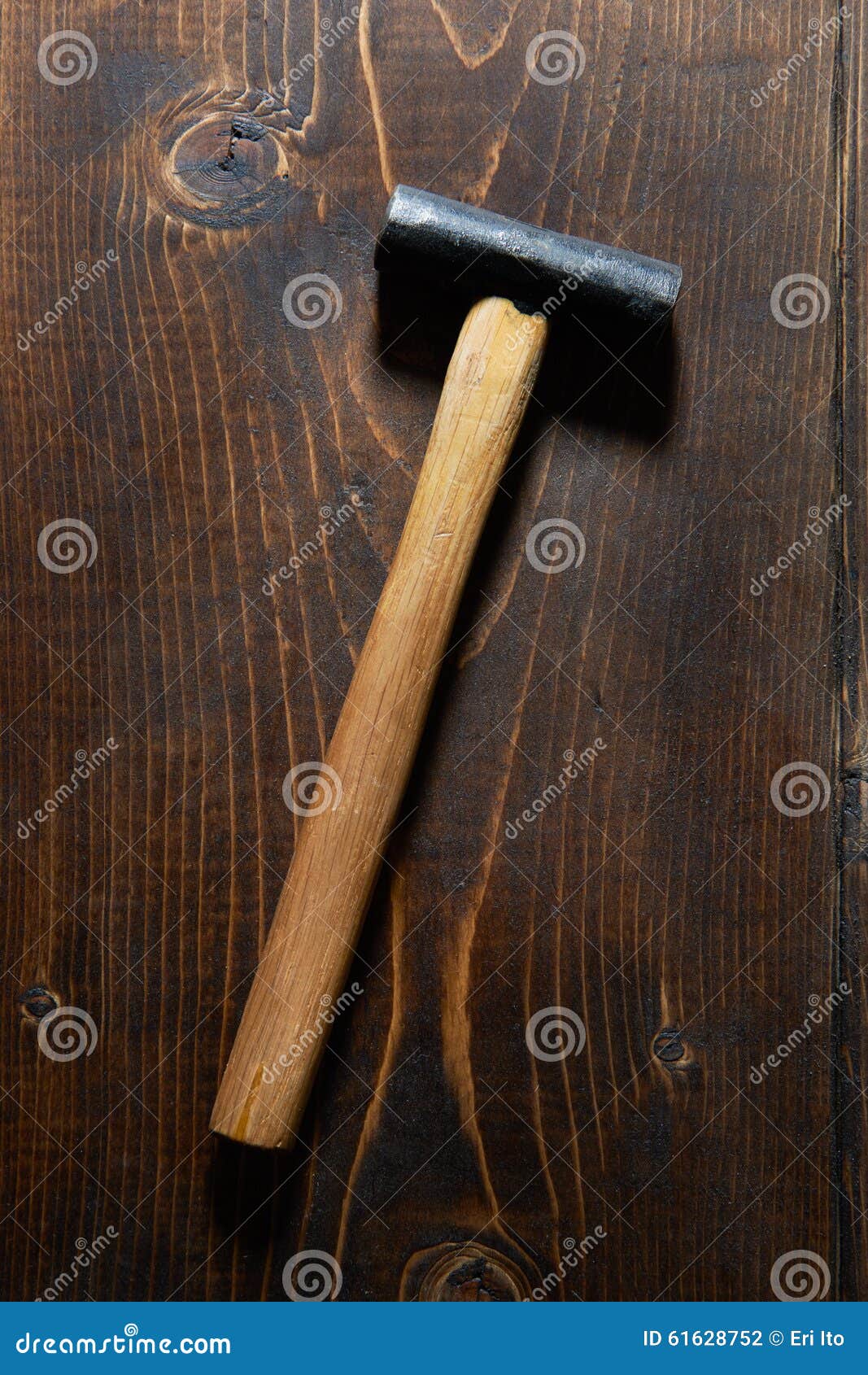 Martillo En La Tabla De Madera Foto de archivo - Imagen de pesado ...