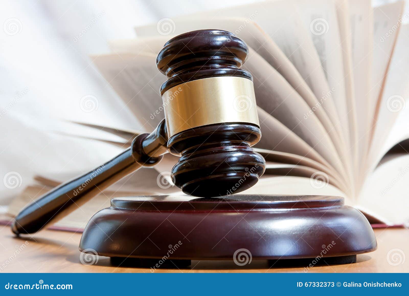 Martillo Judicial Y El Libro Imagen de archivo - Imagen de superficie ...