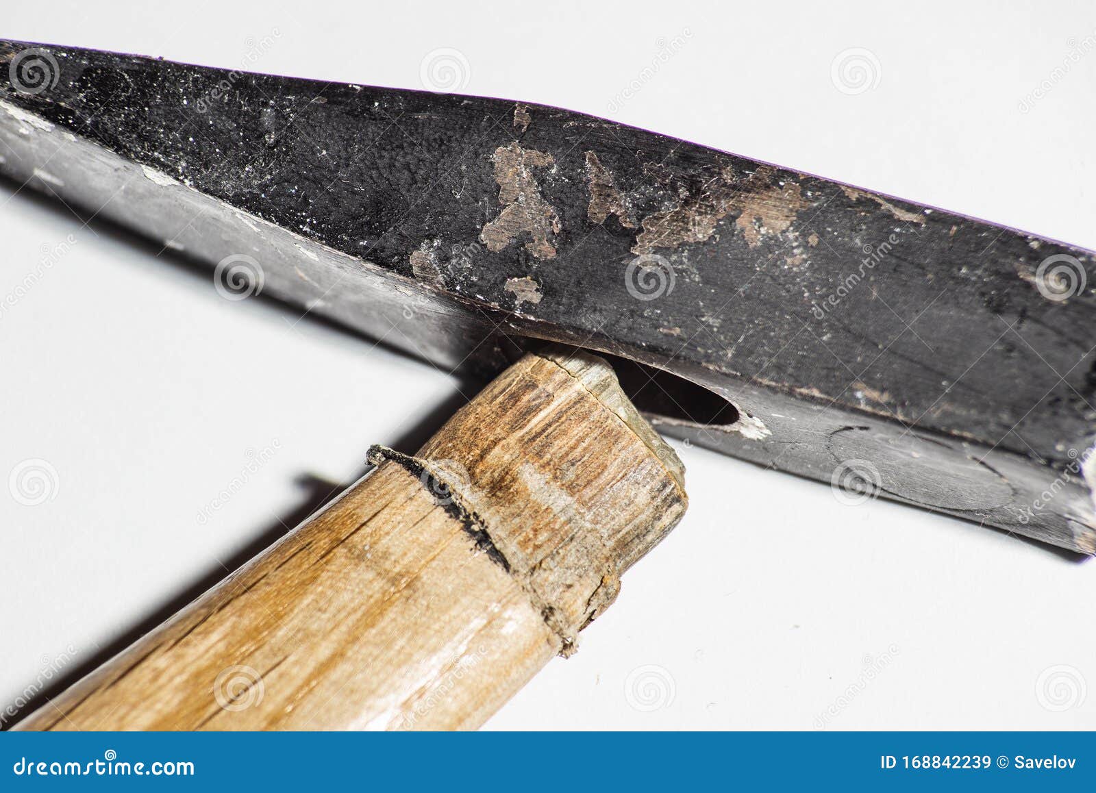 Martillo Roto Con Mango De Madera Imagen de archivo - Imagen de blanco ...