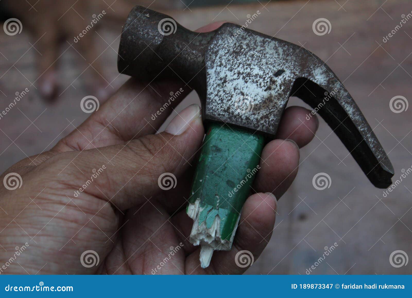Martillo Roto. Martillo Con Mango Roto Imagen de archivo - Imagen de ...