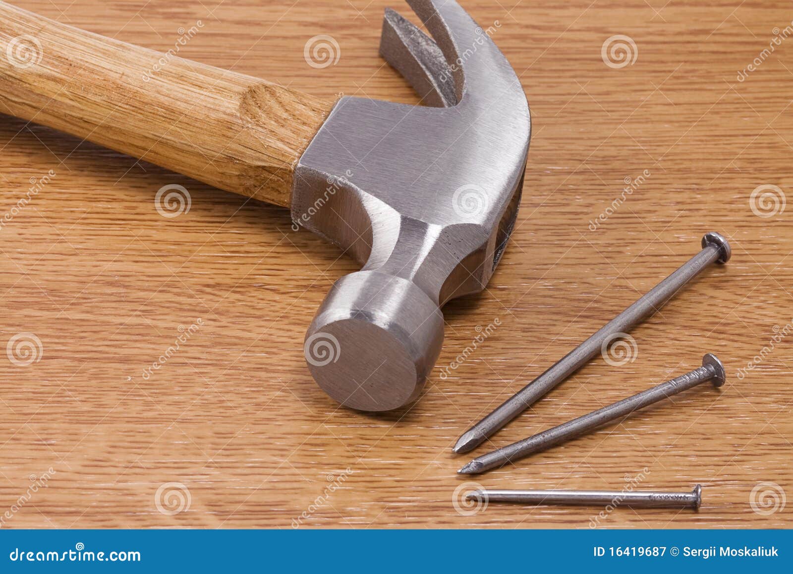 Martillo Y Clavo En La Madera Imagen de archivo - Imagen de vivienda ...