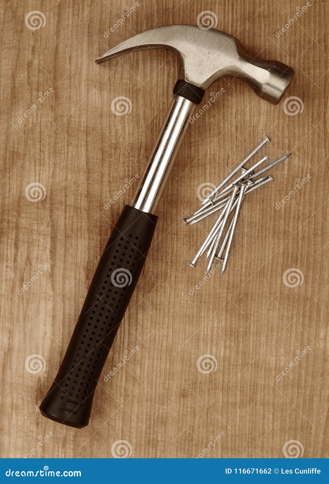 Martillo y clavos foto de archivo. Imagen de industria - 116671662