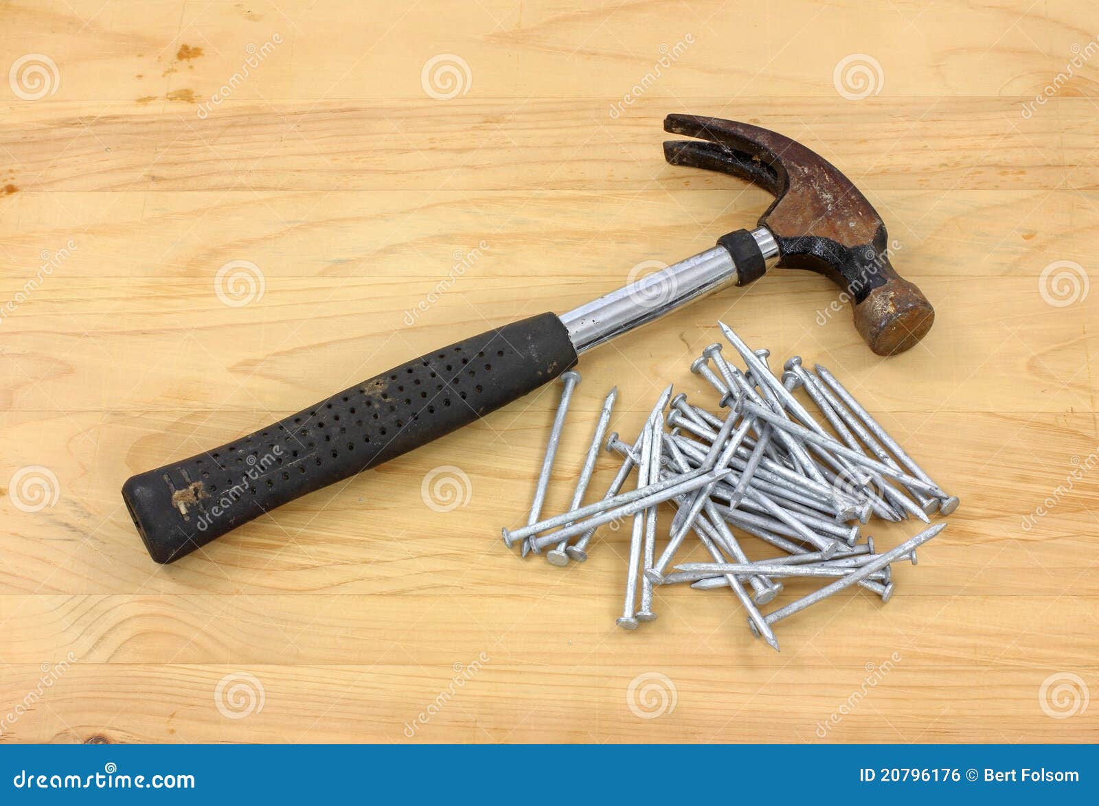 Martillo y clavos foto de archivo. Imagen de madera, hardware - 20796176